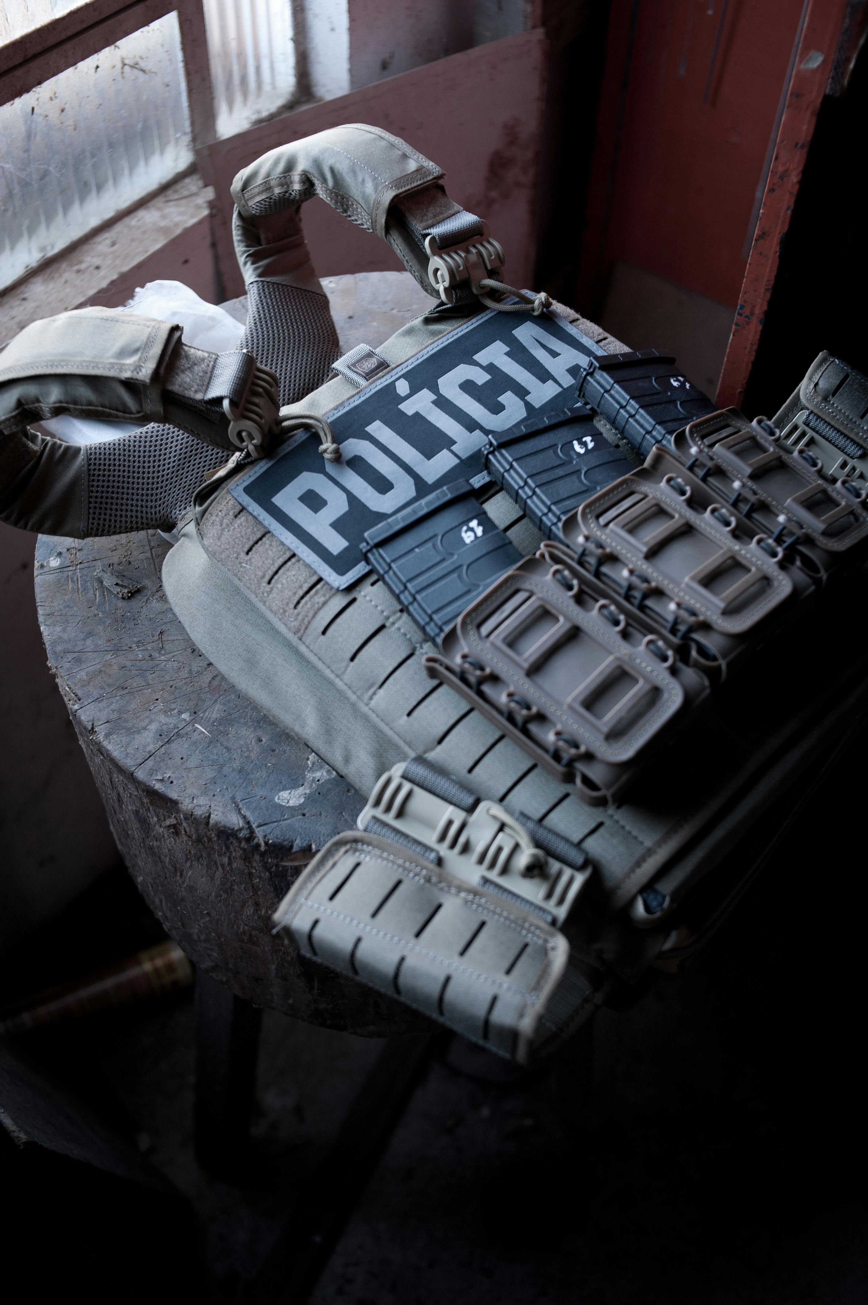 Rompi Taktis Dengan Label Policia Dalam Pencahayaan Dramatis · Foto ...