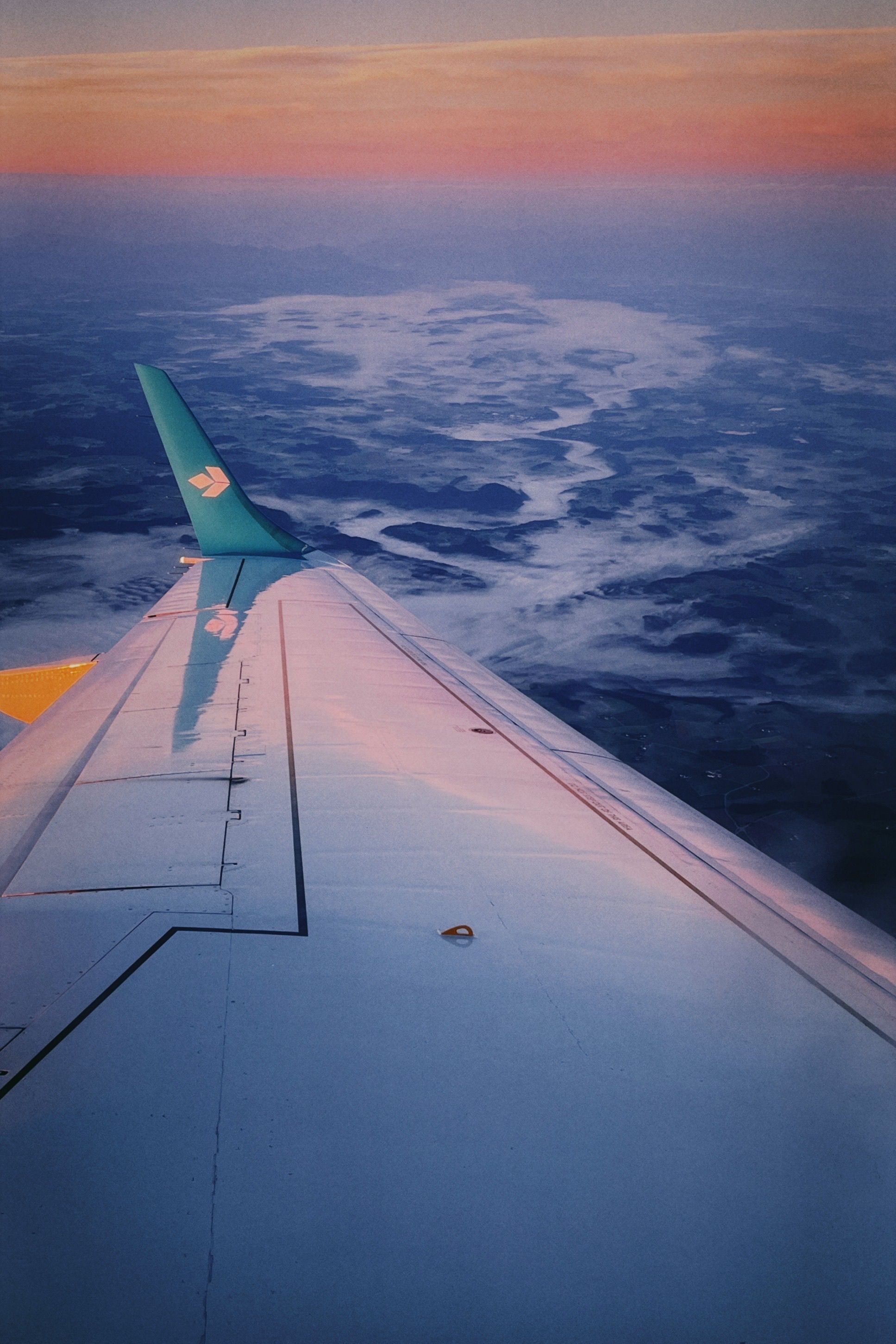 Vista Da Asa Do Avião Ao Pôr Do Sol · Foto profissional gratuita