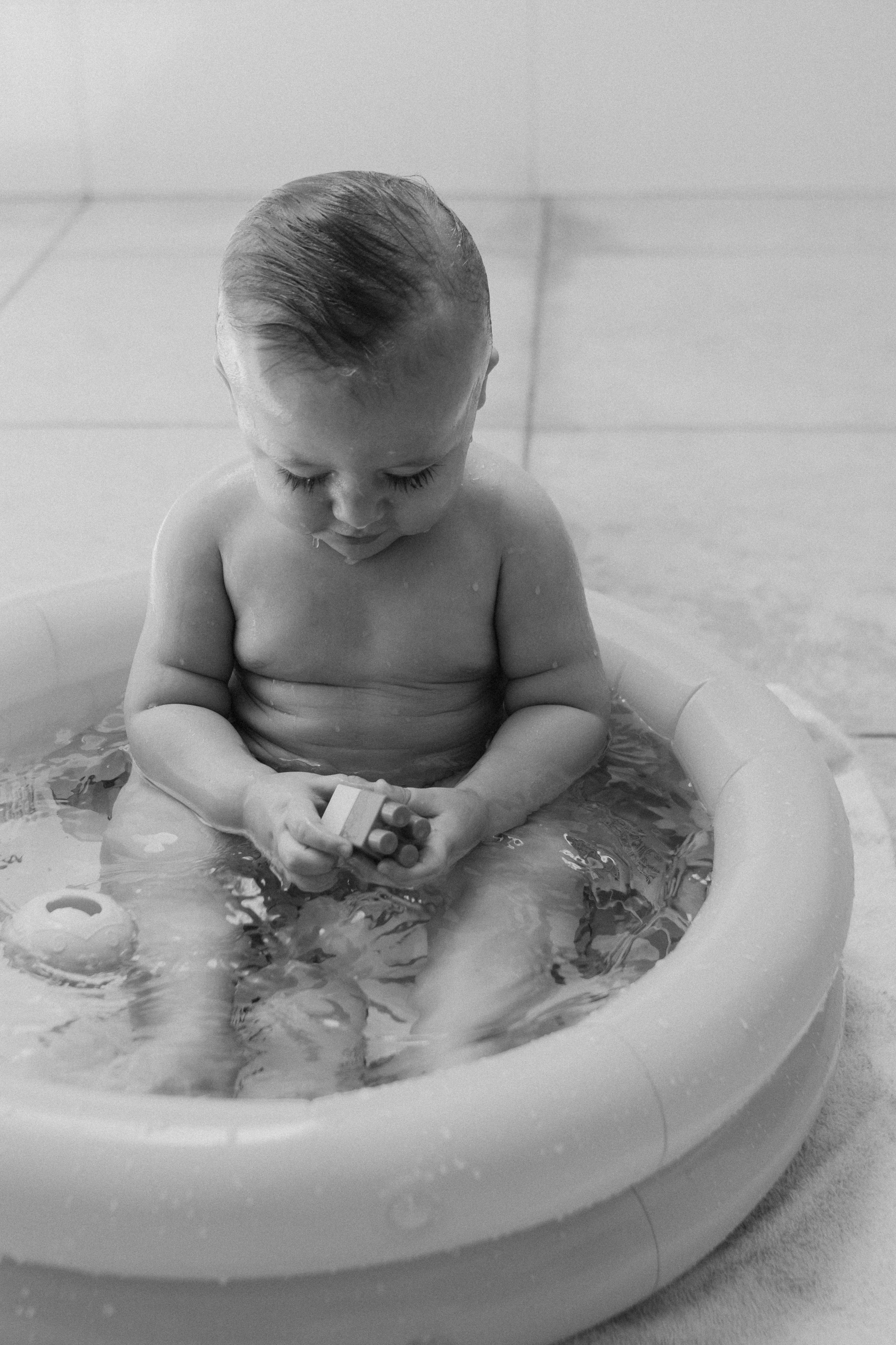 Adorable Bebé Jugando En Una Piscina Inflable Cubierta · Foto de stock ...