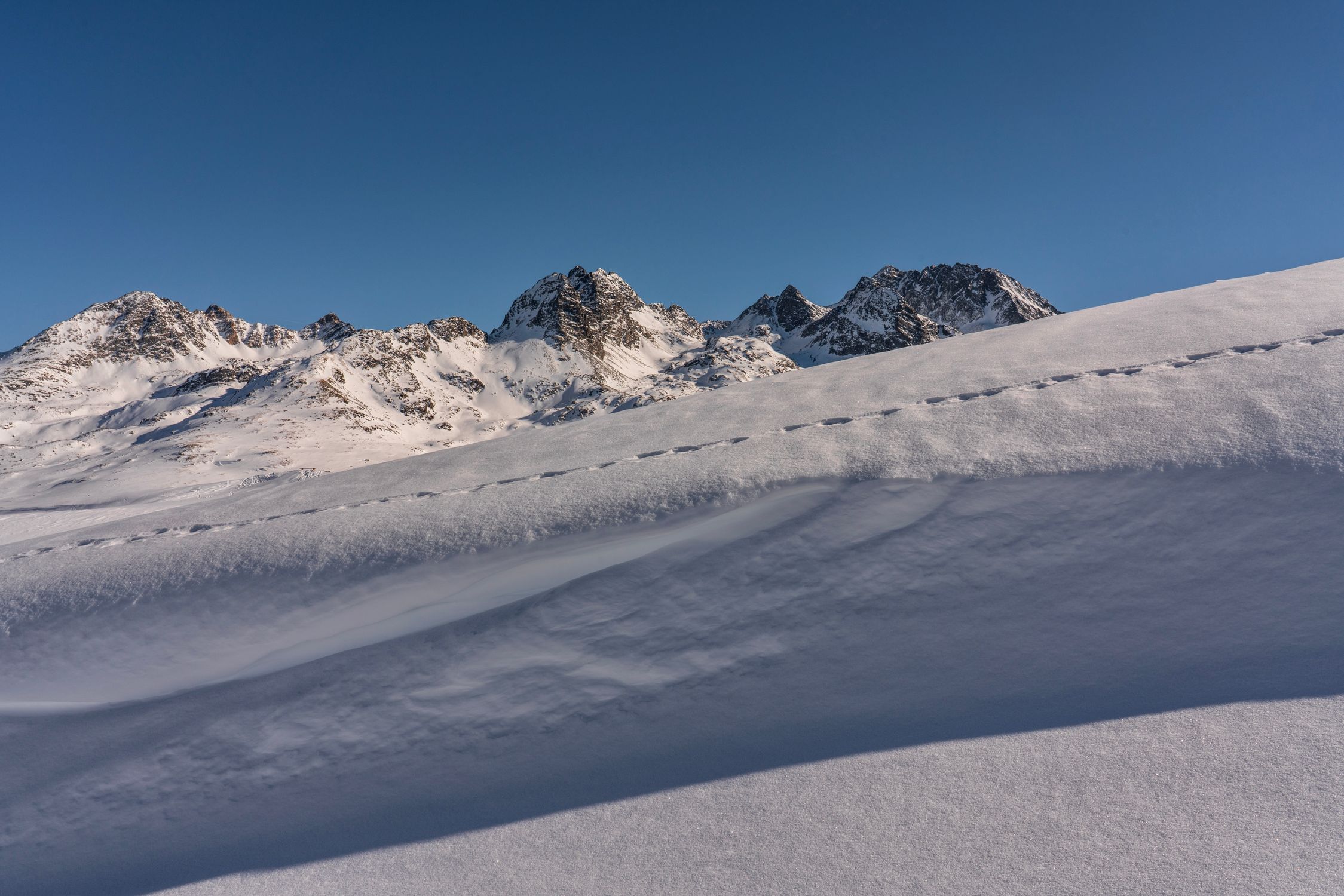 Catena Montuosa Panoramica Con Paesaggio Innevato · Immagine gratuita