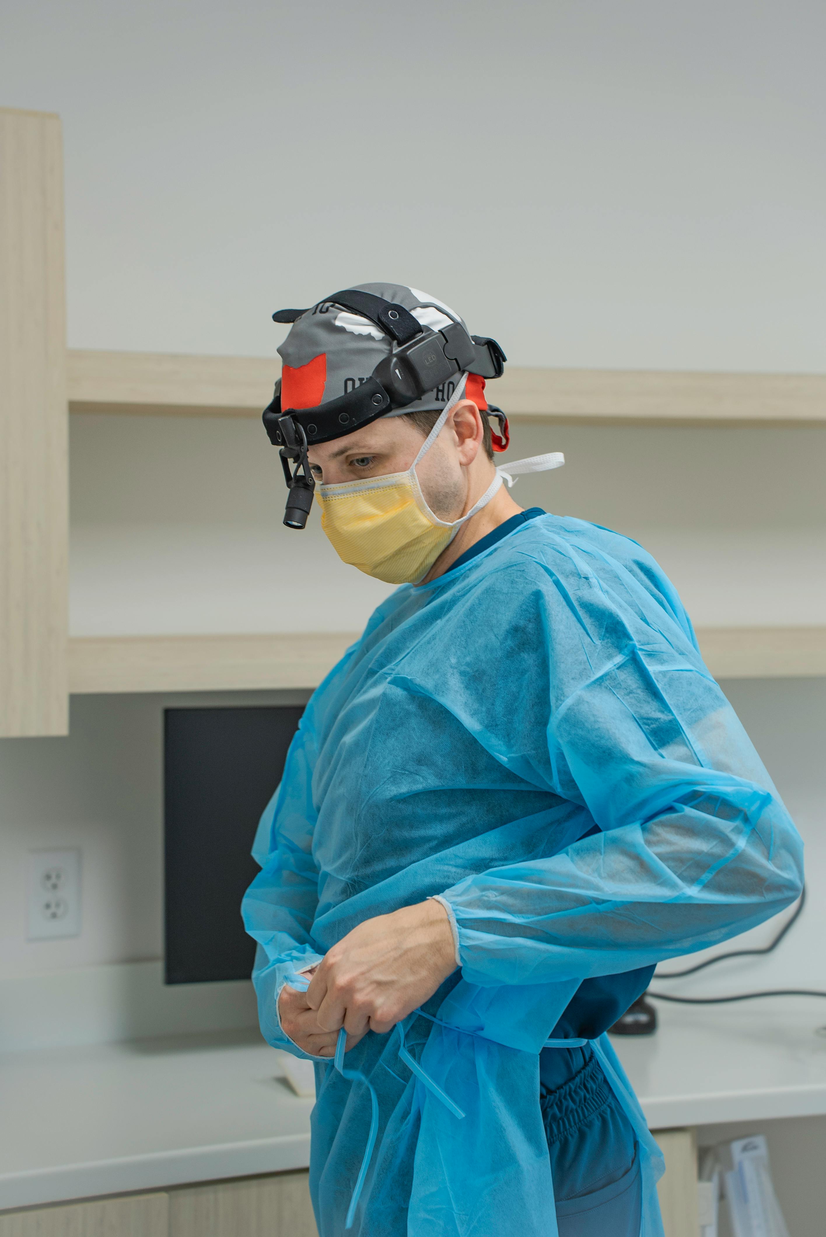 El Dr. Dexter Mattox Se Prepara Para El Procedimiento · Foto de stock ...