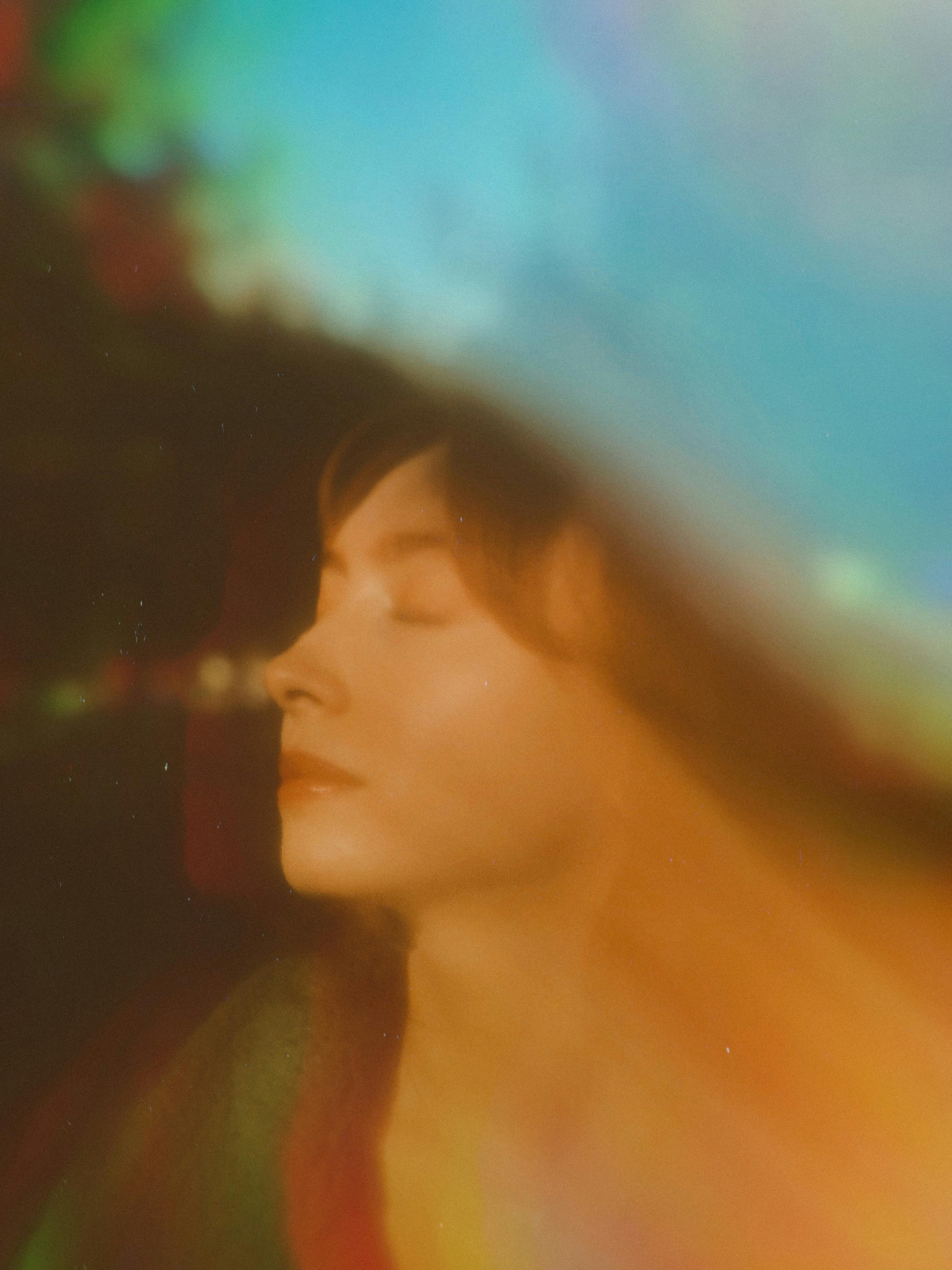 Retrato De Ensueño De Una Mujer Con Colores Abstractos · Foto de stock ...