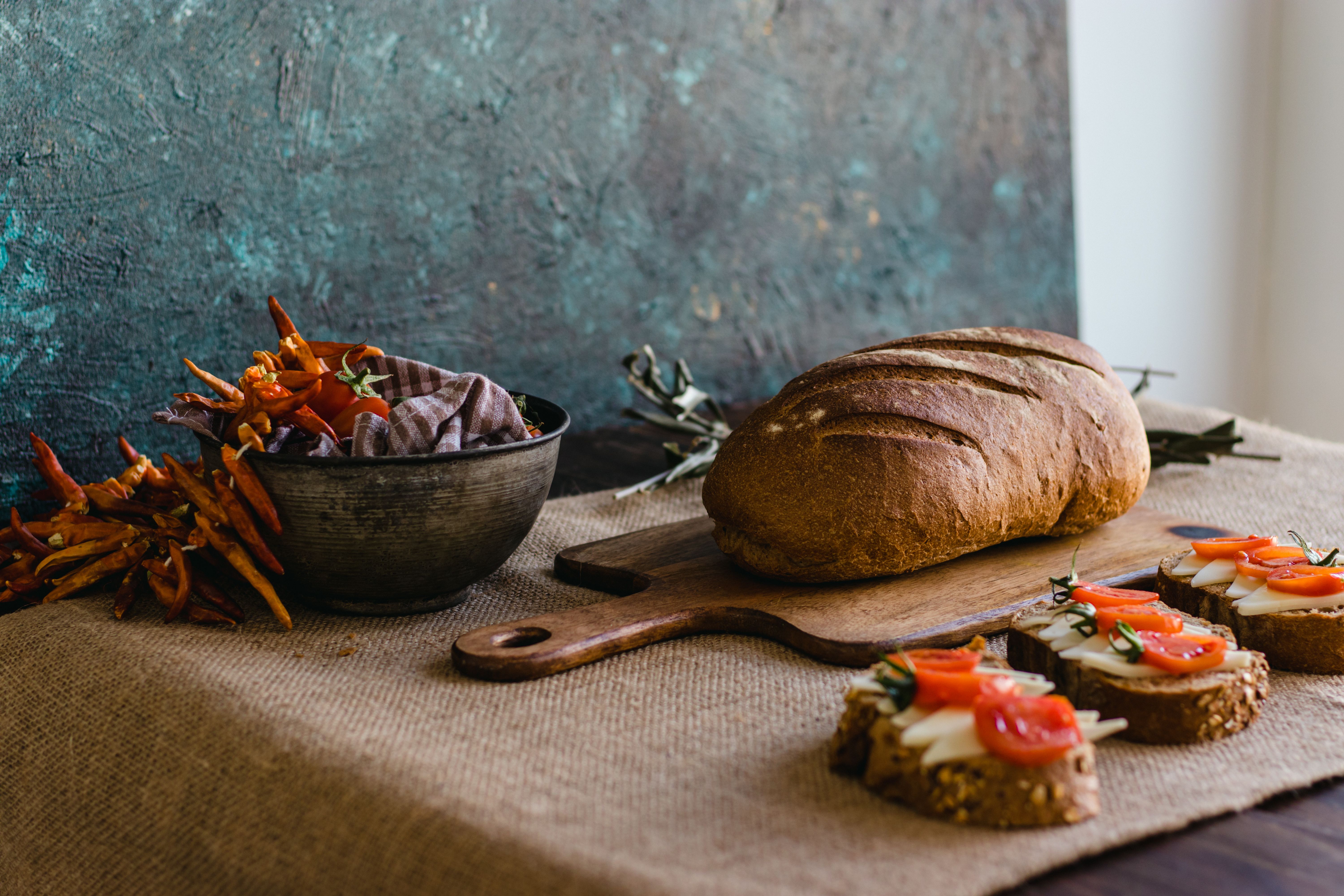 Pain Rustique Et Légumes Sur Une Table En Bois · Photo gratuite