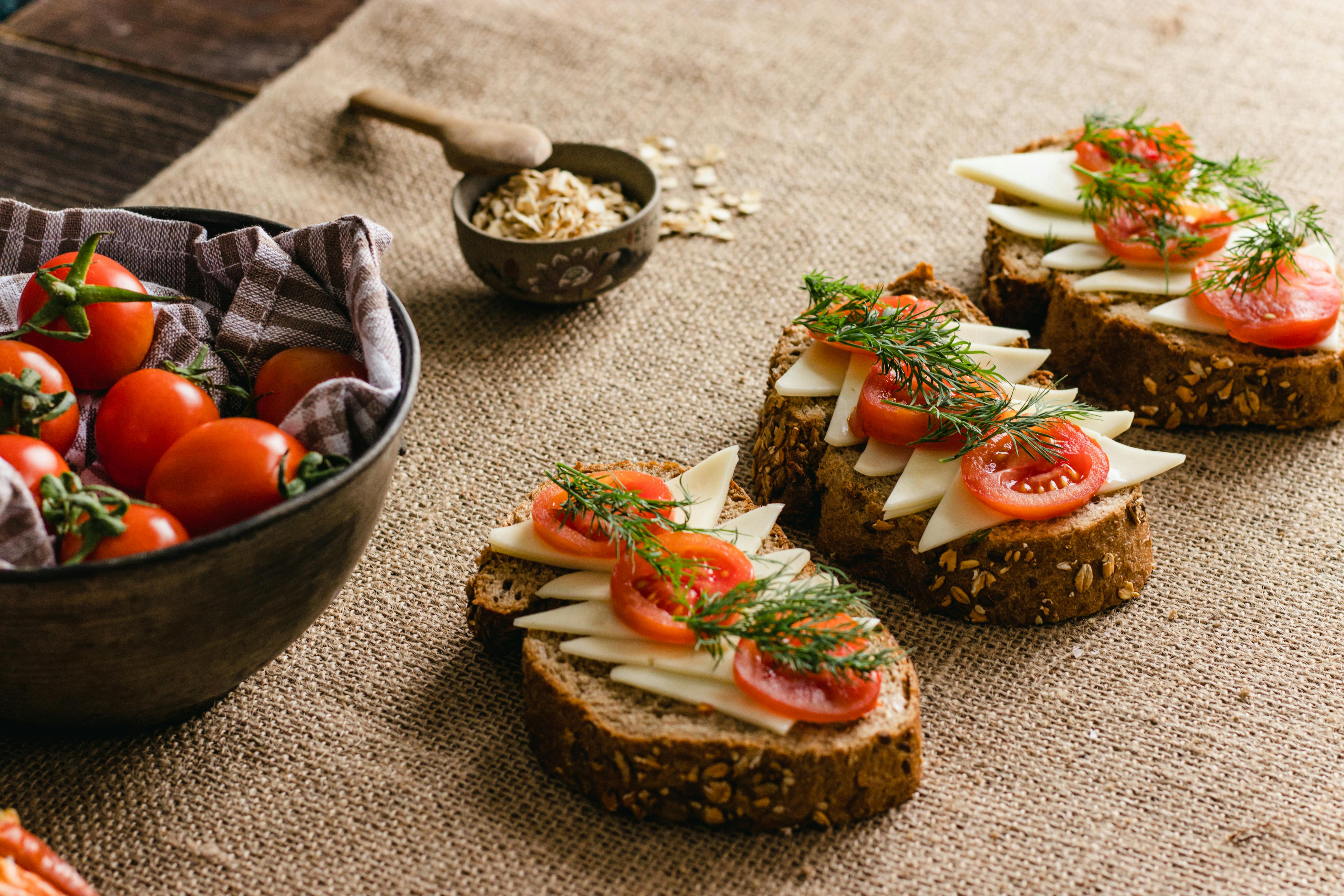 Delicioso Pan Multigrano Con Queso Y Tomates · Foto de stock gratuita