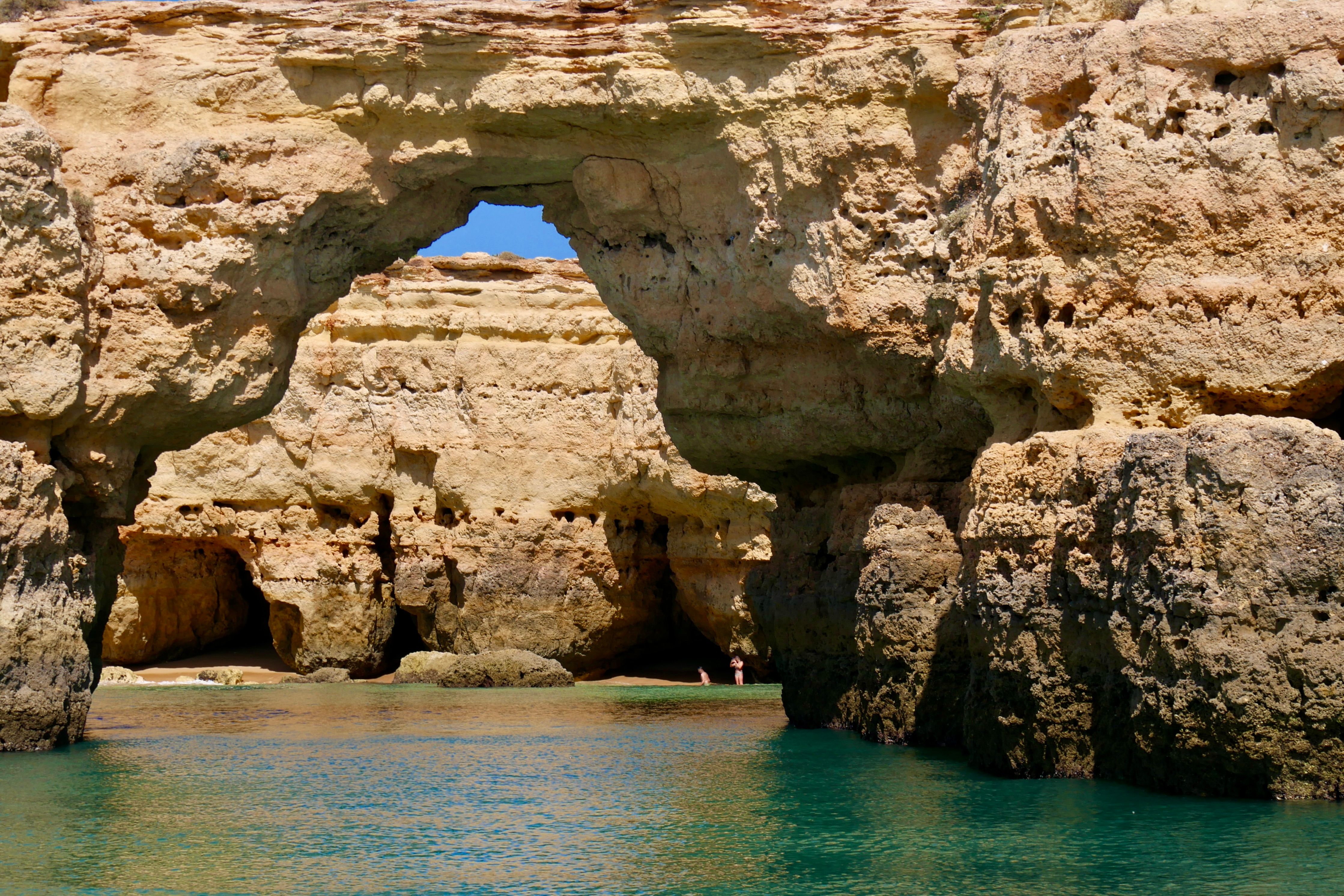 Impresionante Arco De Roca Natural En El Algarve, Portugal · Foto de ...