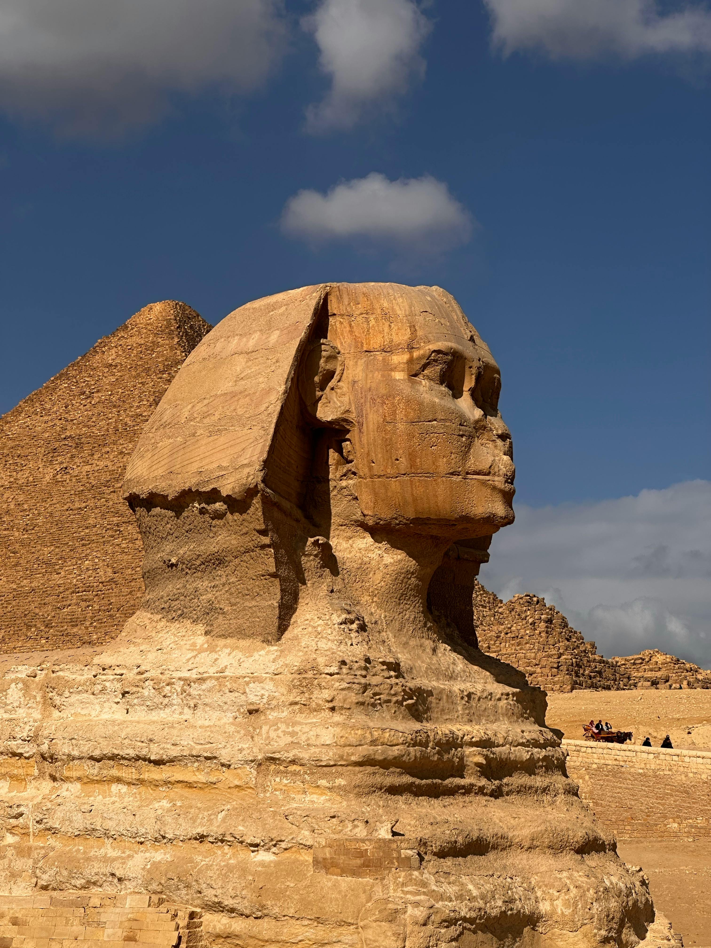 Le Grand Sphinx Et La Pyramide De Gizeh Sous Un Ciel Bleu · Photo gratuite