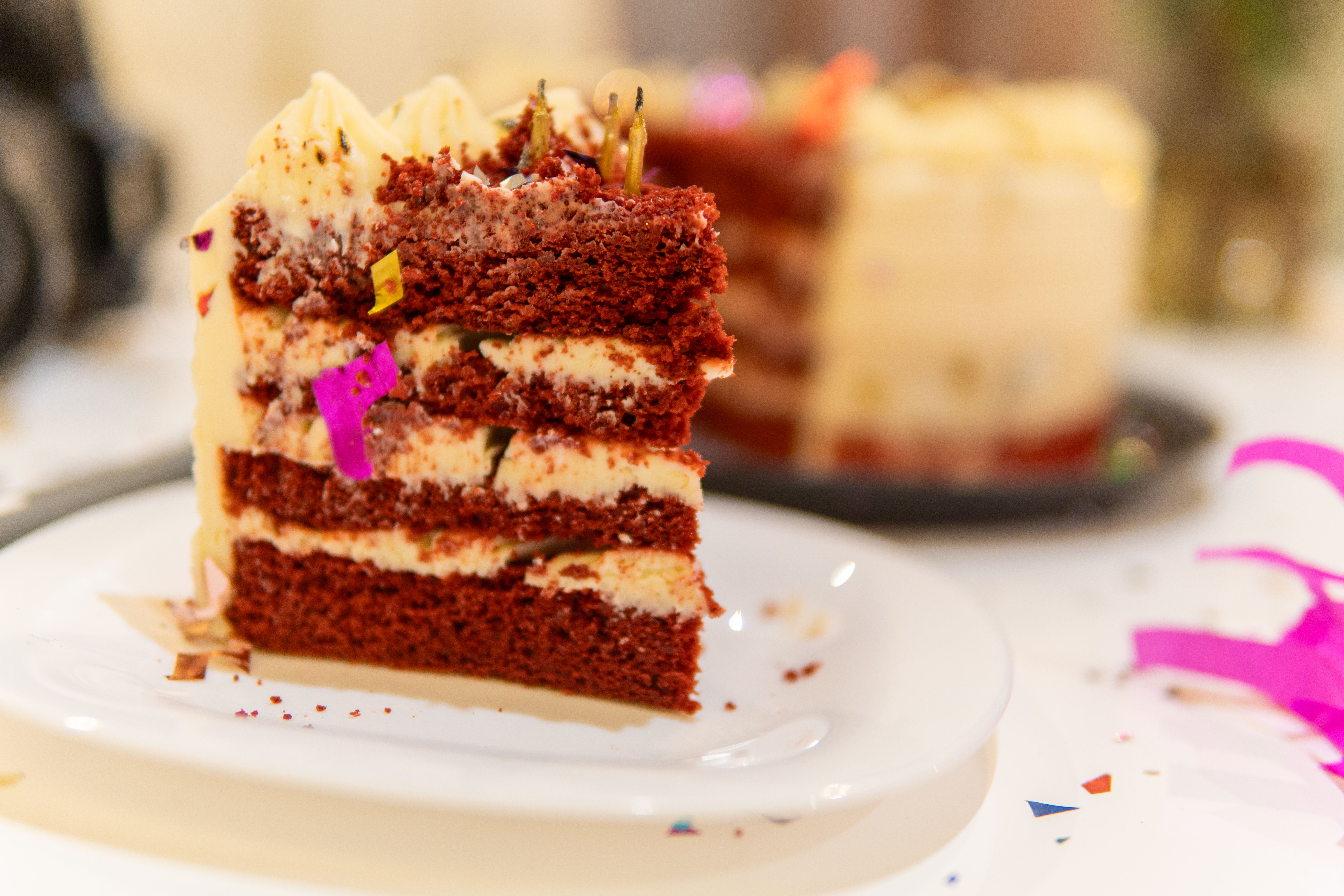Rebanada De Pastel Red Velvet Para Celebrar En Un Plato · Foto de stock ...