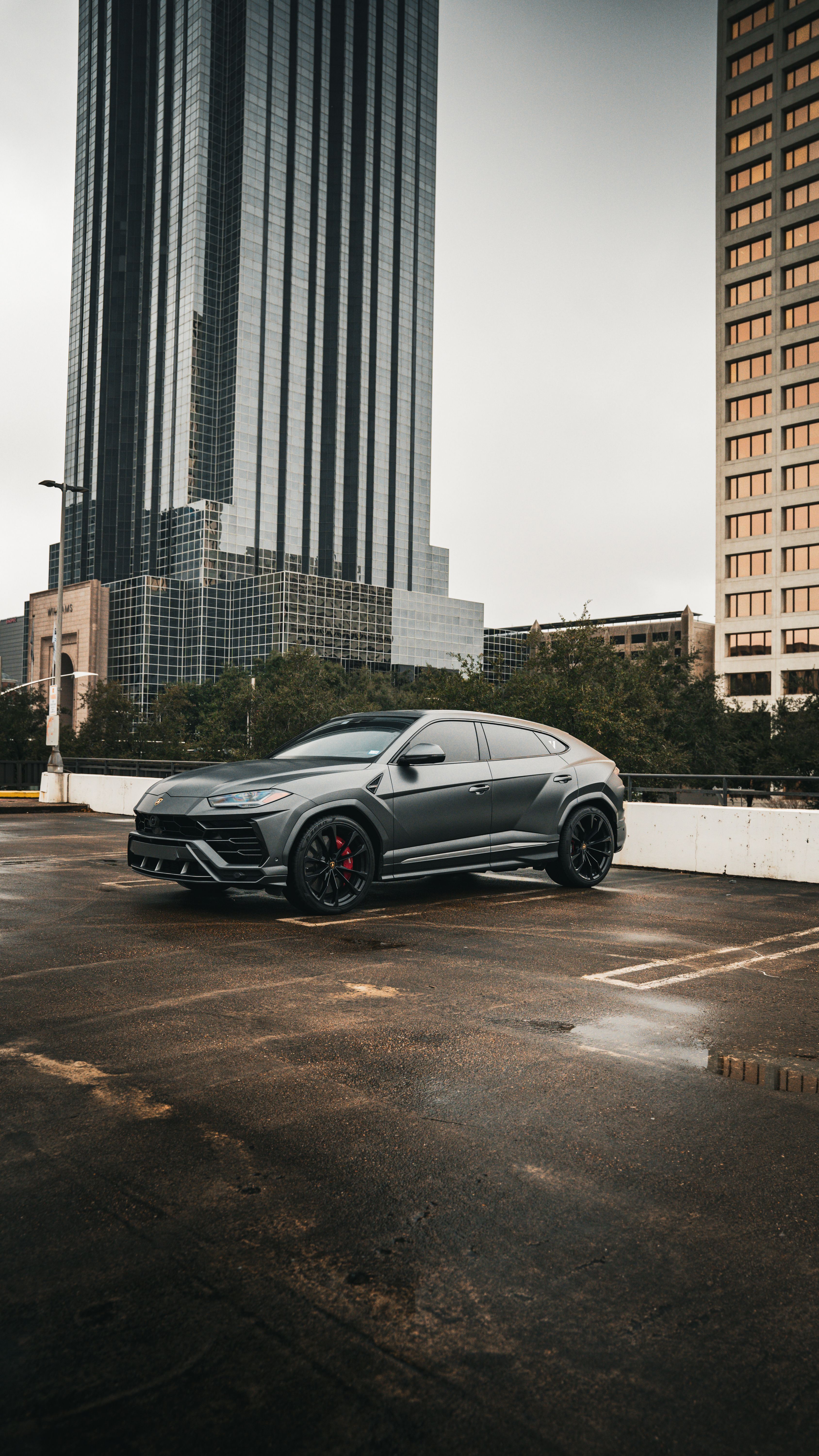 Sleek SUV in Urban Cityscape Setting · Free Stock Photo