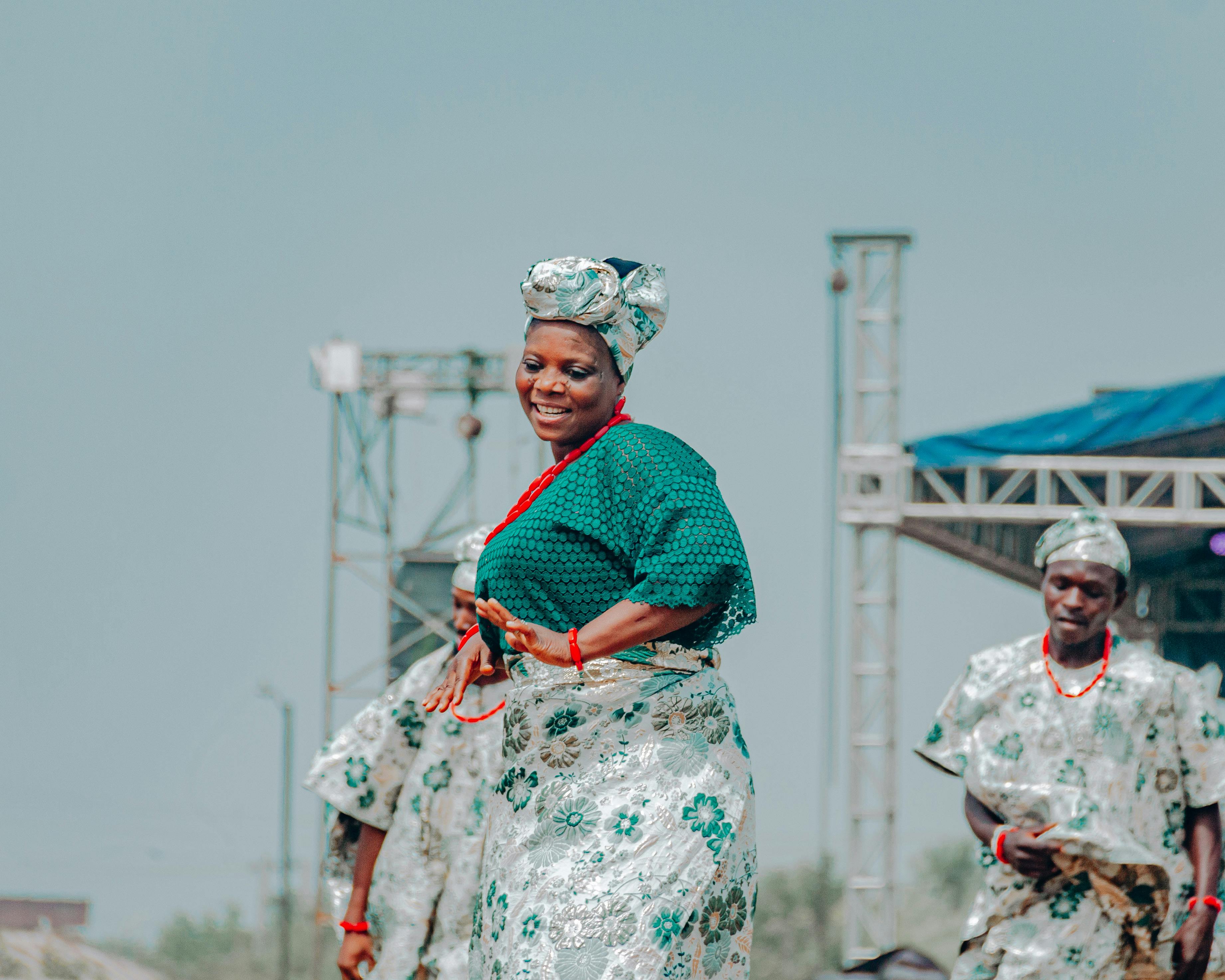 Danza Tradicional Nigeriana Con Atuendos Culturales · Foto de stock ...