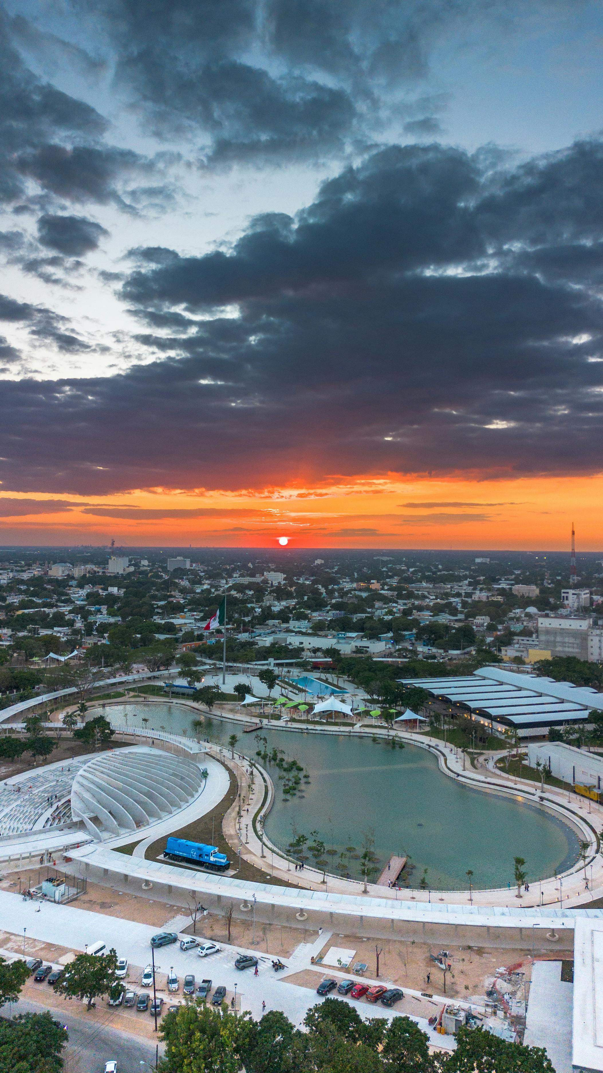 Impresionante Paisaje Urbano De Mérida Al Atardecer · Foto de stock ...