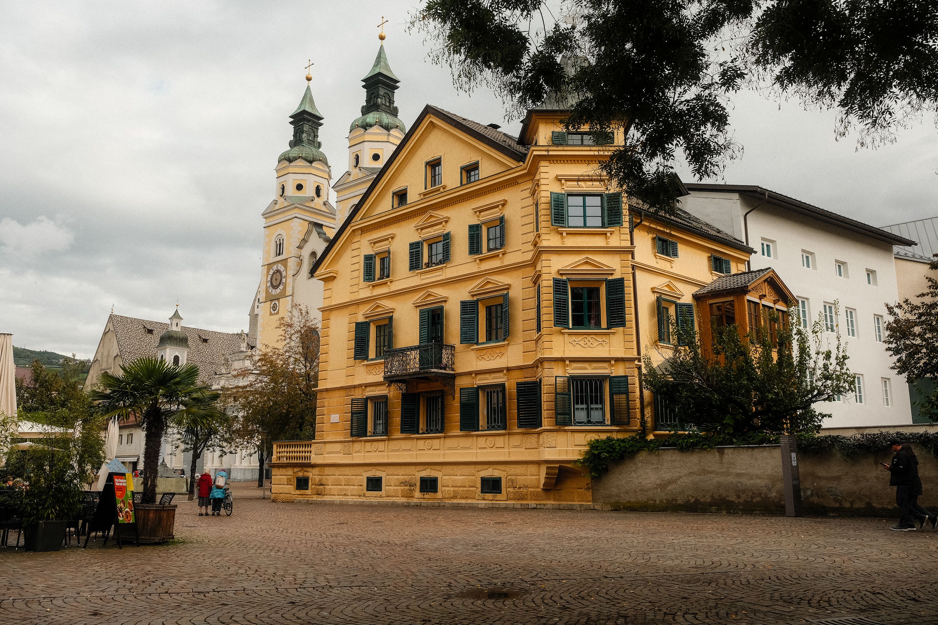 Historic European Square with Elegant Architecture · Free Stock Photo
