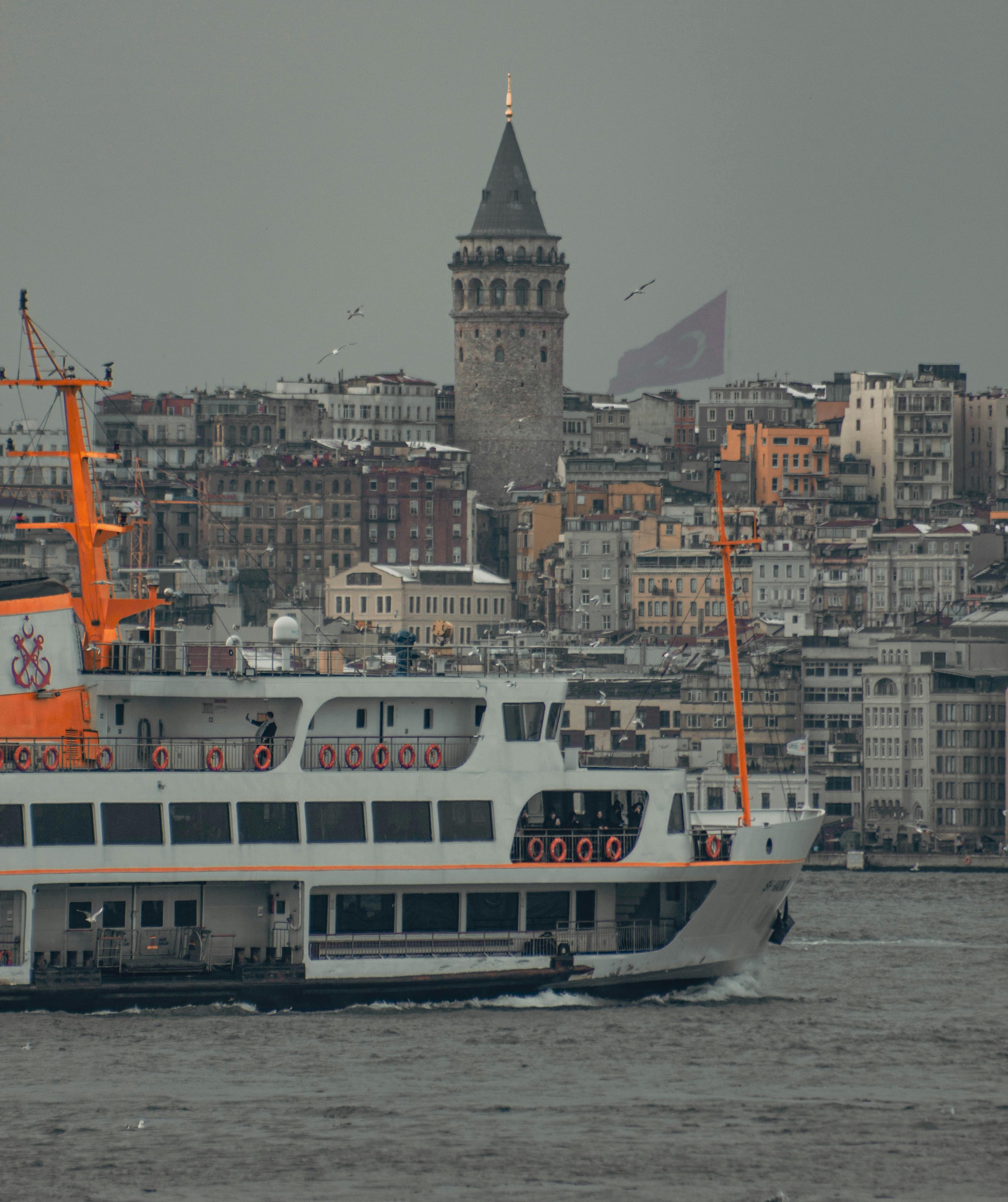 İstanbul, Türkiye'deki Galata Kulesi'nin önündeki Vapur · Ücretsiz Stok ...