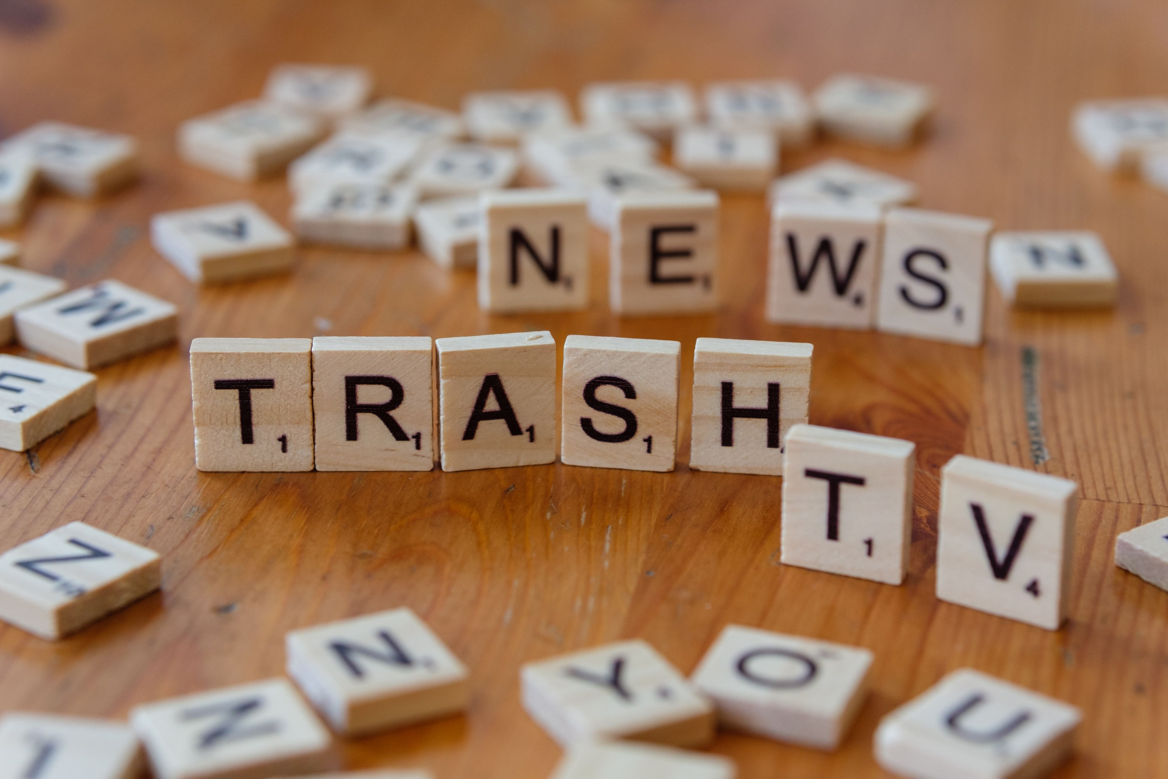 Tuiles De Lettres En Bois Spelling Trash Tv News · Photo gratuite