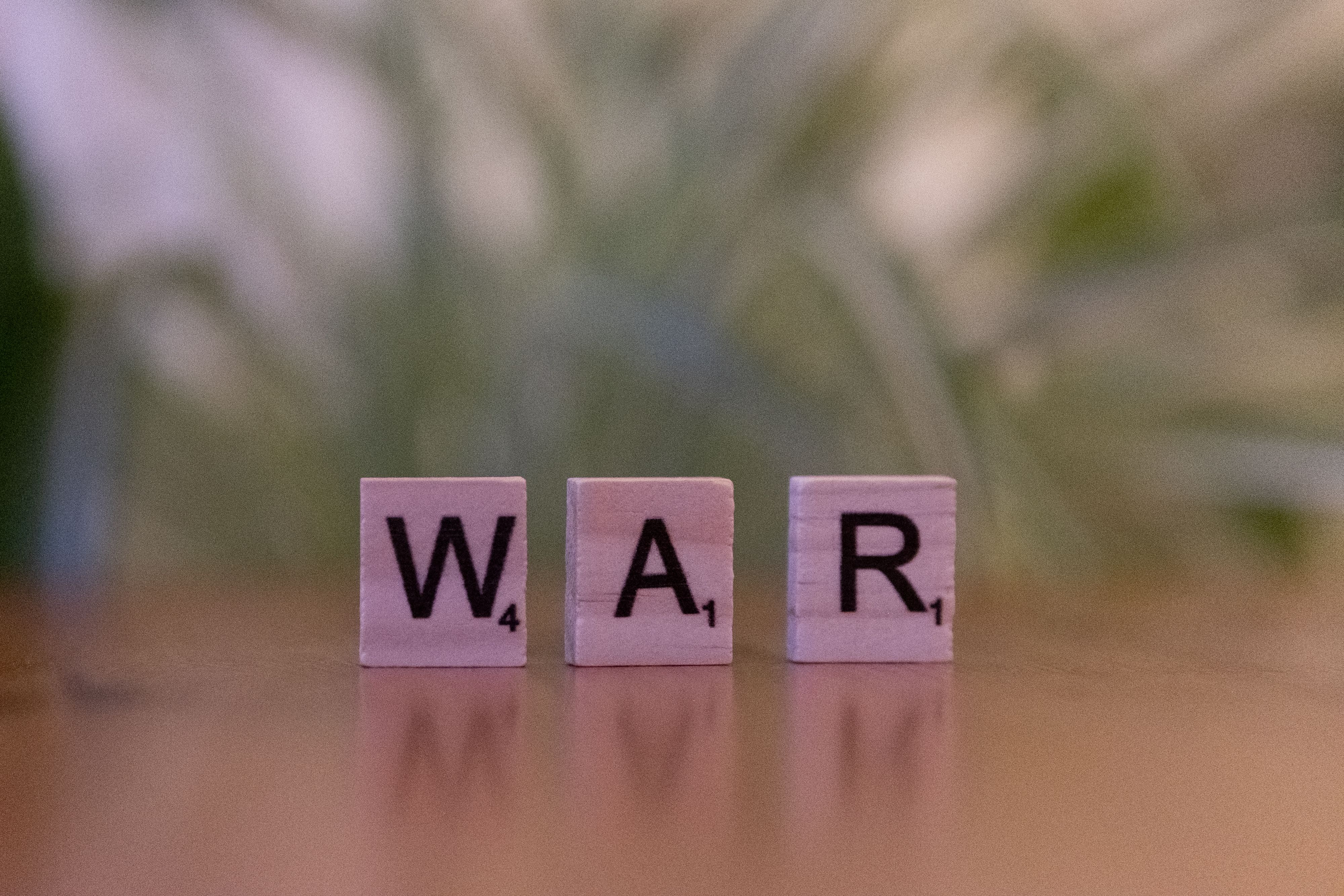 Las Fichas De Scrabble Escriben La Palabra 'War' Sobre Un Fondo Borroso ...