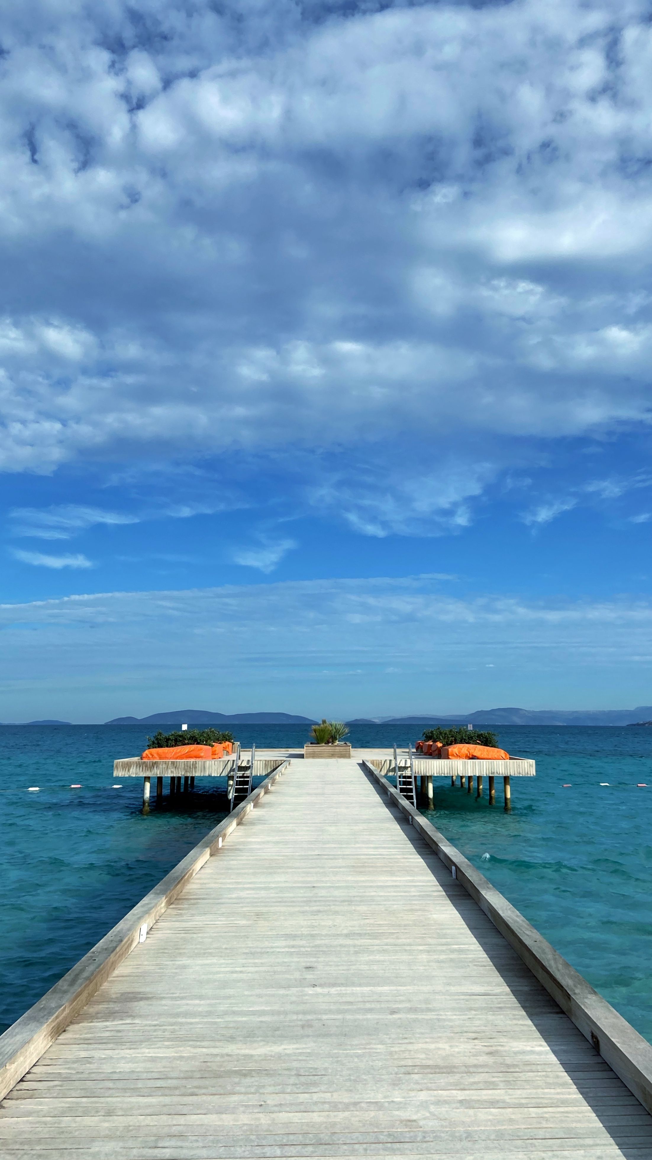 Muelle De Madera Panorámico Que Se Adentra En El Mar Egeo · Foto de ...