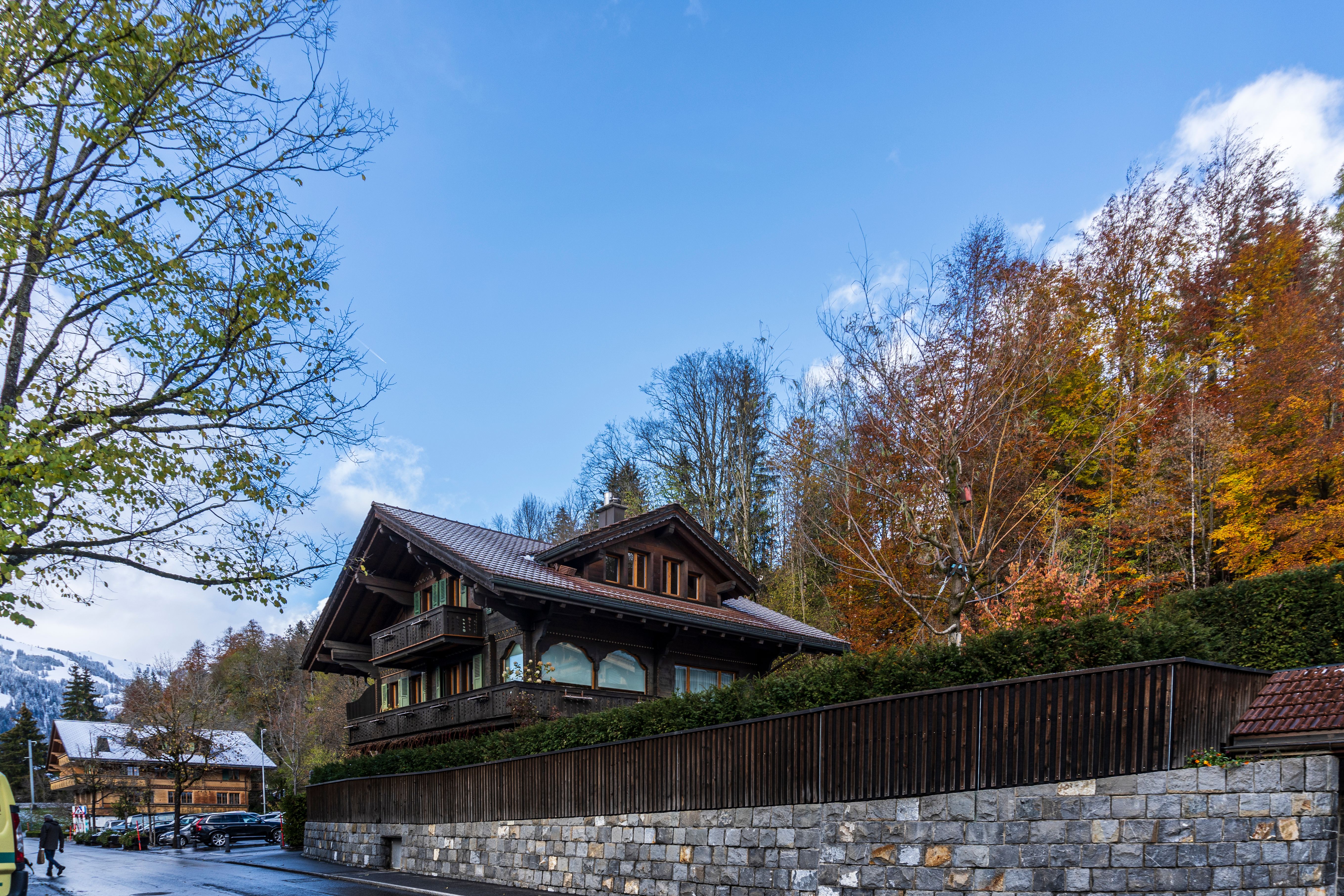 Charming Chalet in Saanen's Autumn Scenery · Free Stock Photo