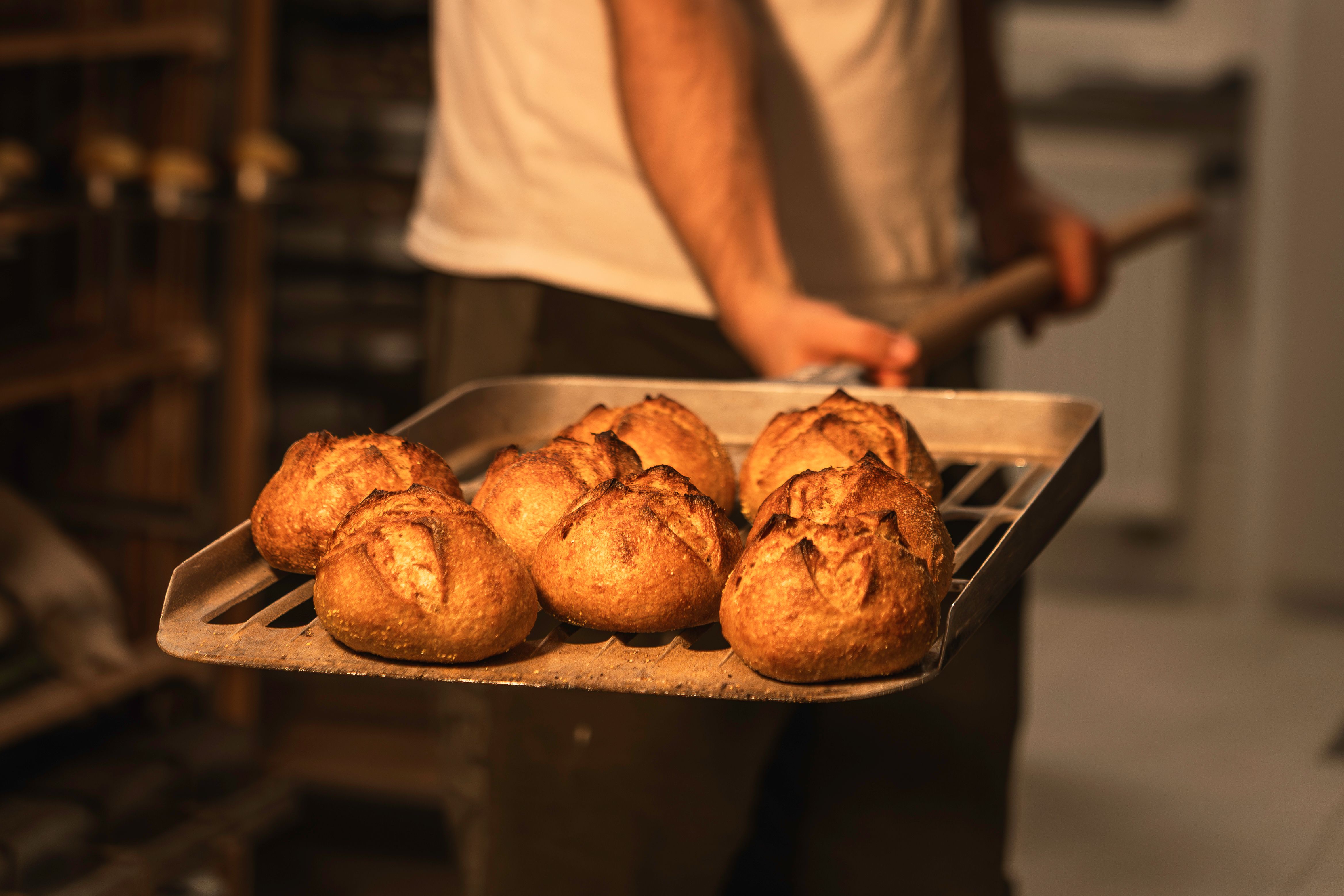 Pão Artesanal Fresco Assado Na Padaria · Foto profissional gratuita