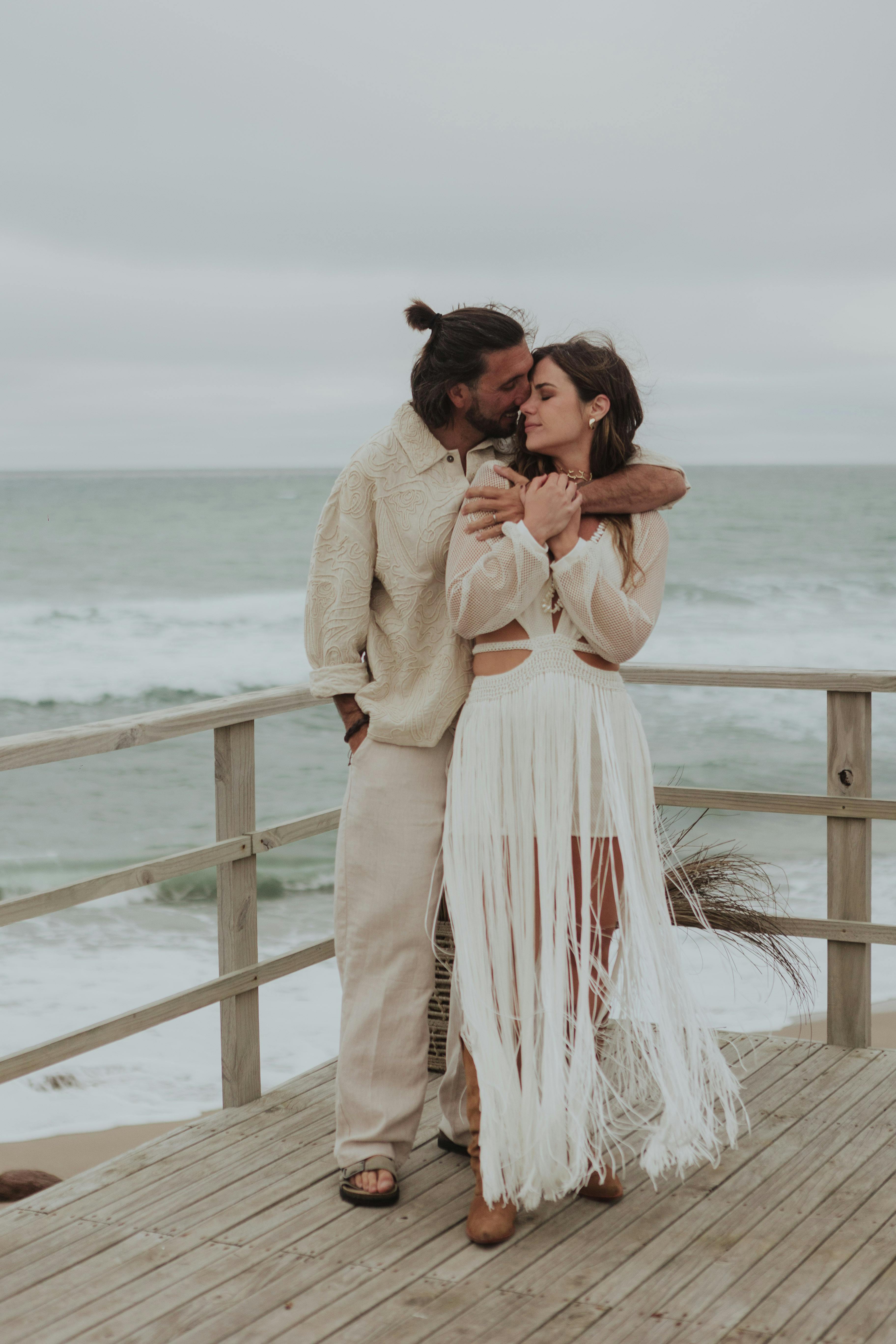 Couple Romantique Profitant Du Paysage En Bord De Mer · Photo gratuite