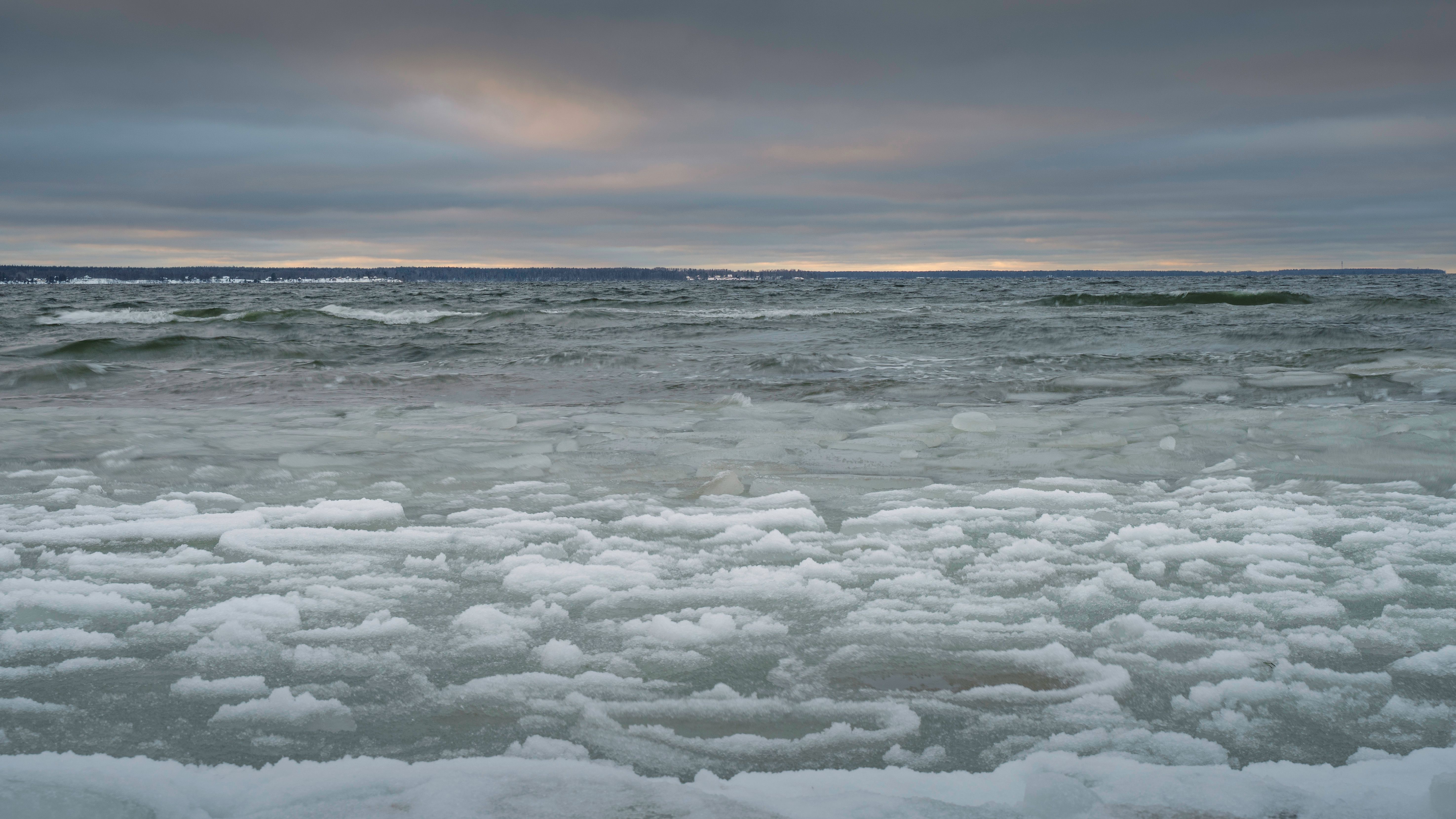 Chilled Ocean View with Ice Layers at Dusk · Free Stock Photo