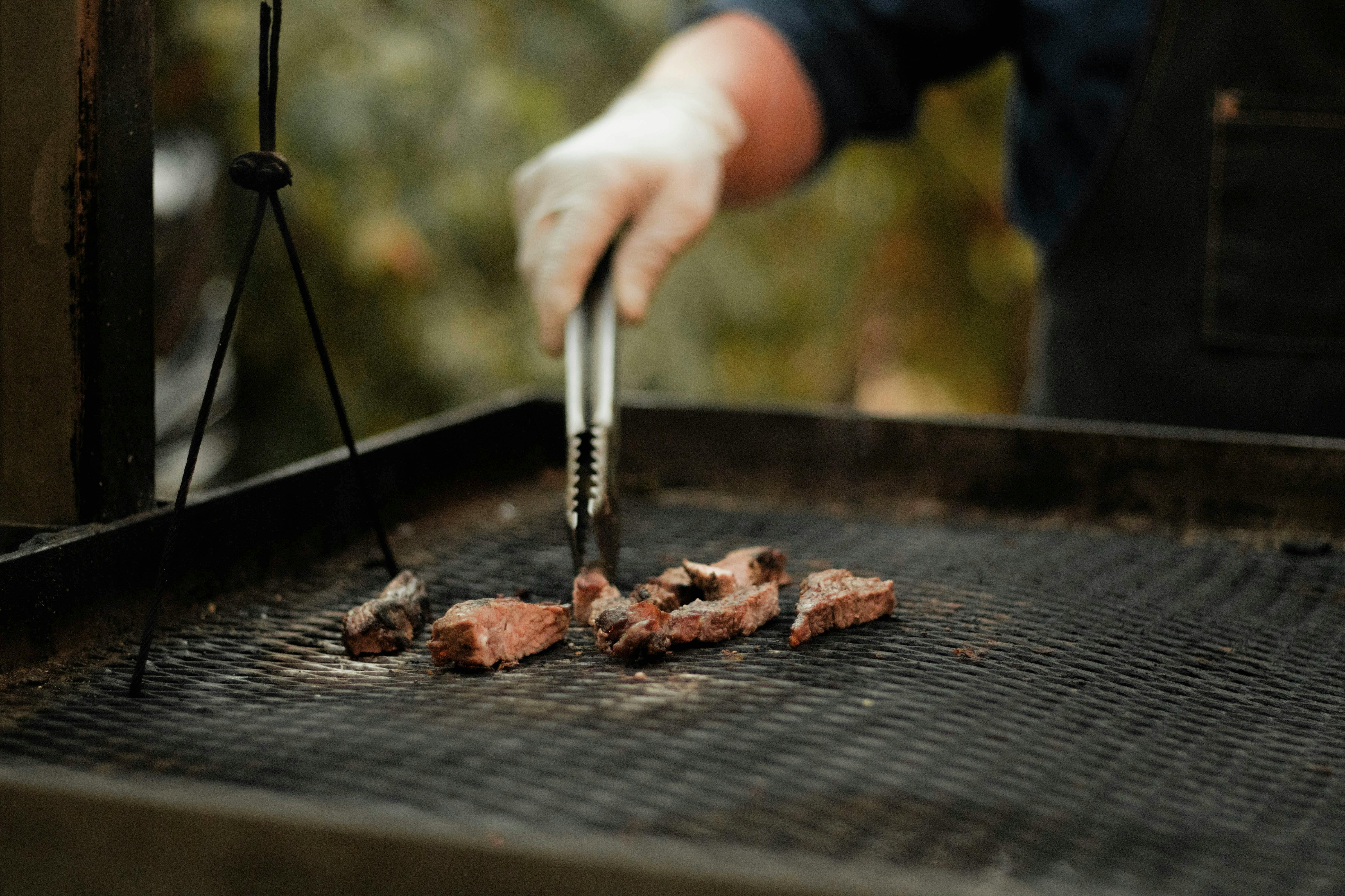 Chef Asando Carne En Una Parrilla De Barbacoa Al Aire Libre · Foto de ...