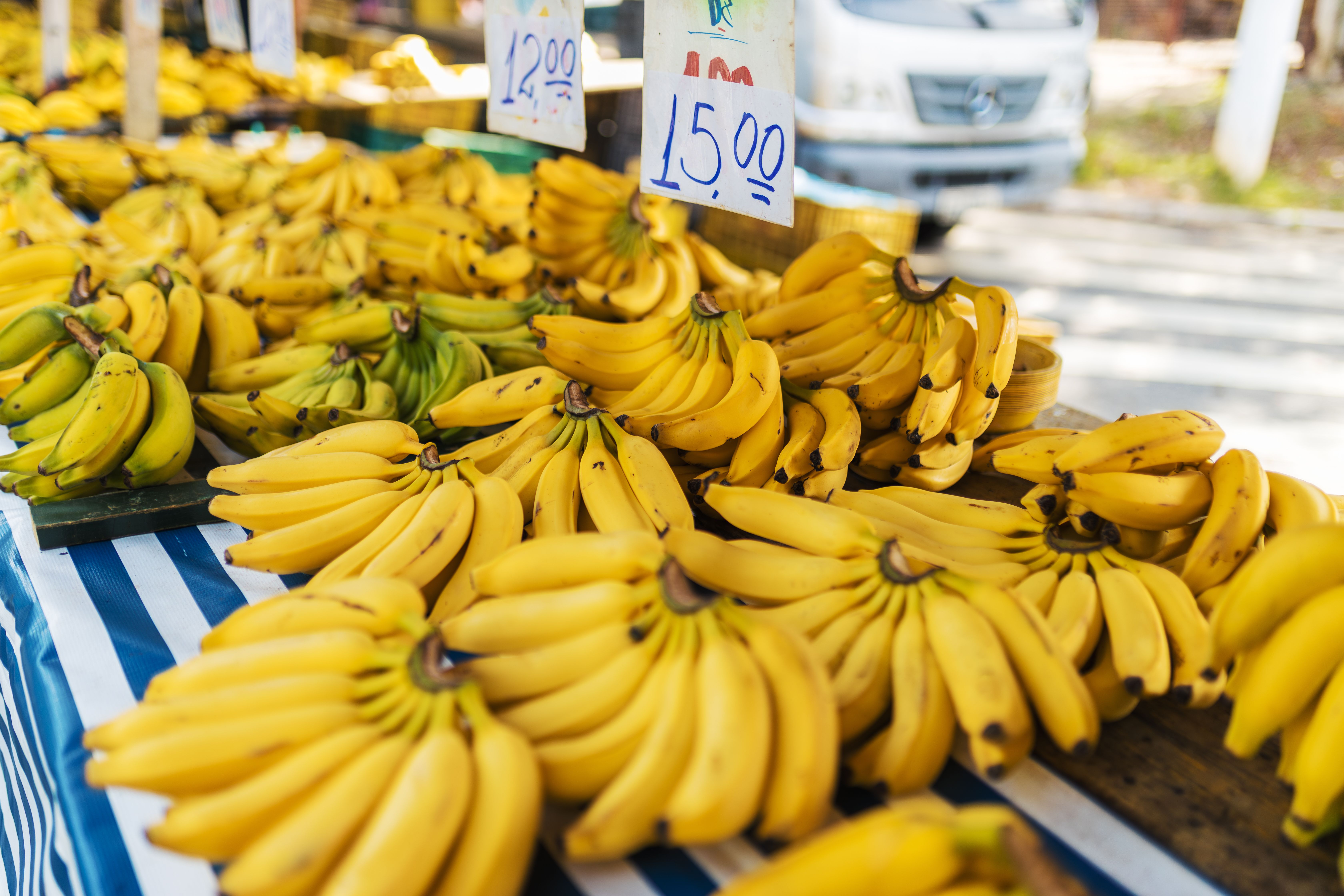 Pisang Matang Di Pasar Luar Ruangan Di Siang Hari · Foto Stok Gratis