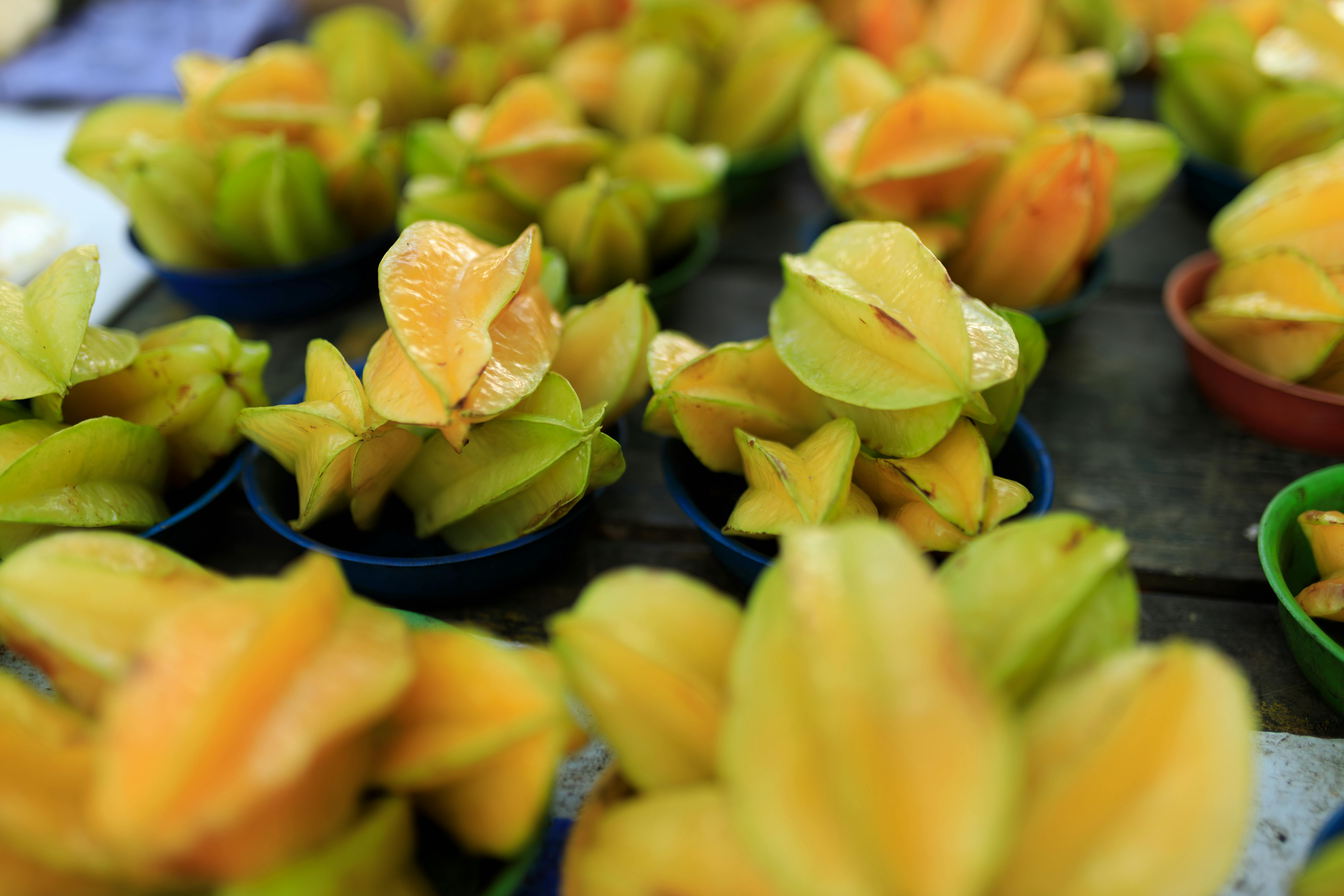 Fresh Starfruit Display at Outdoor Market · Free Stock Photo