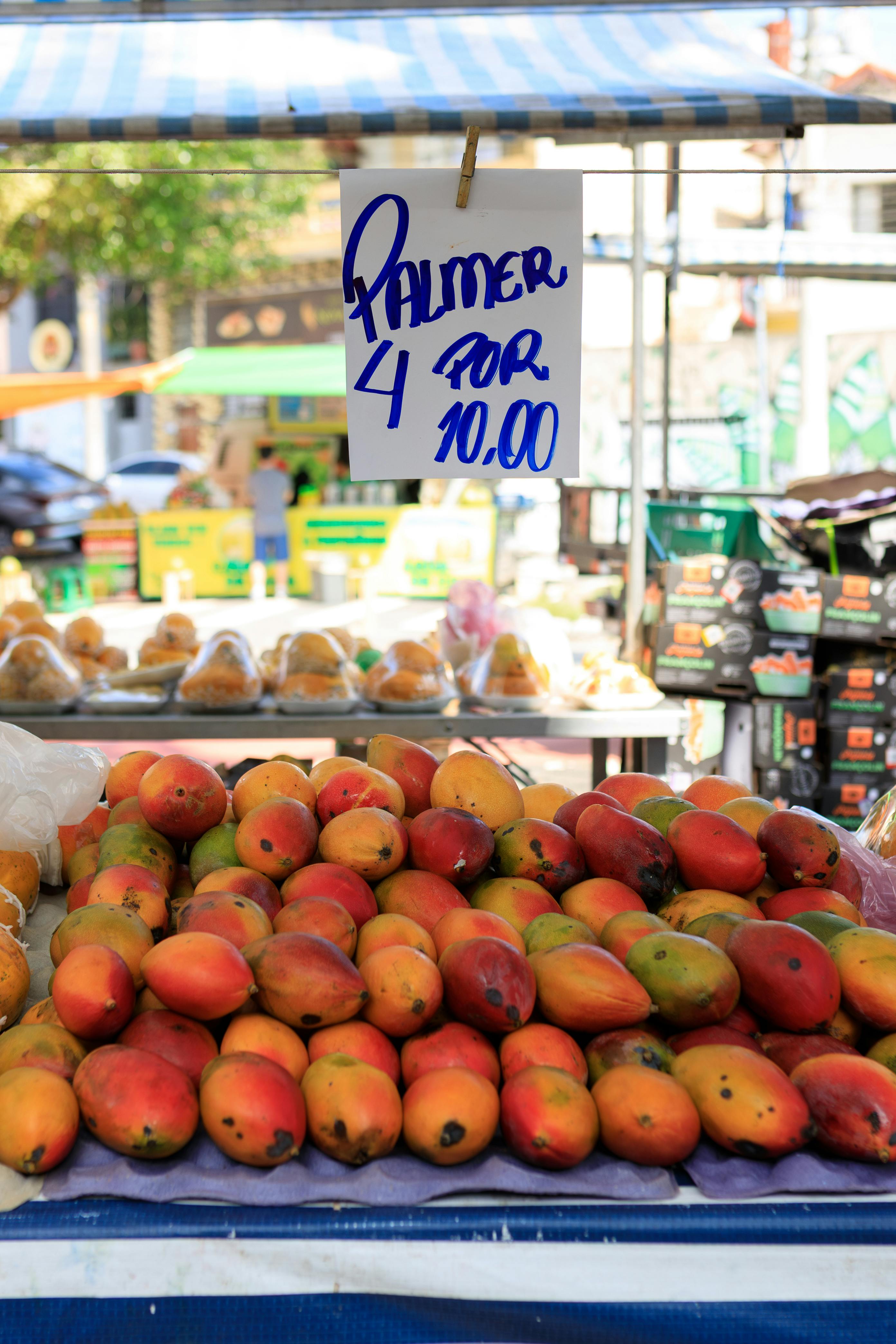 Fresh Palmer Mangoes for Sale at Outdoor Market · Free Stock Photo