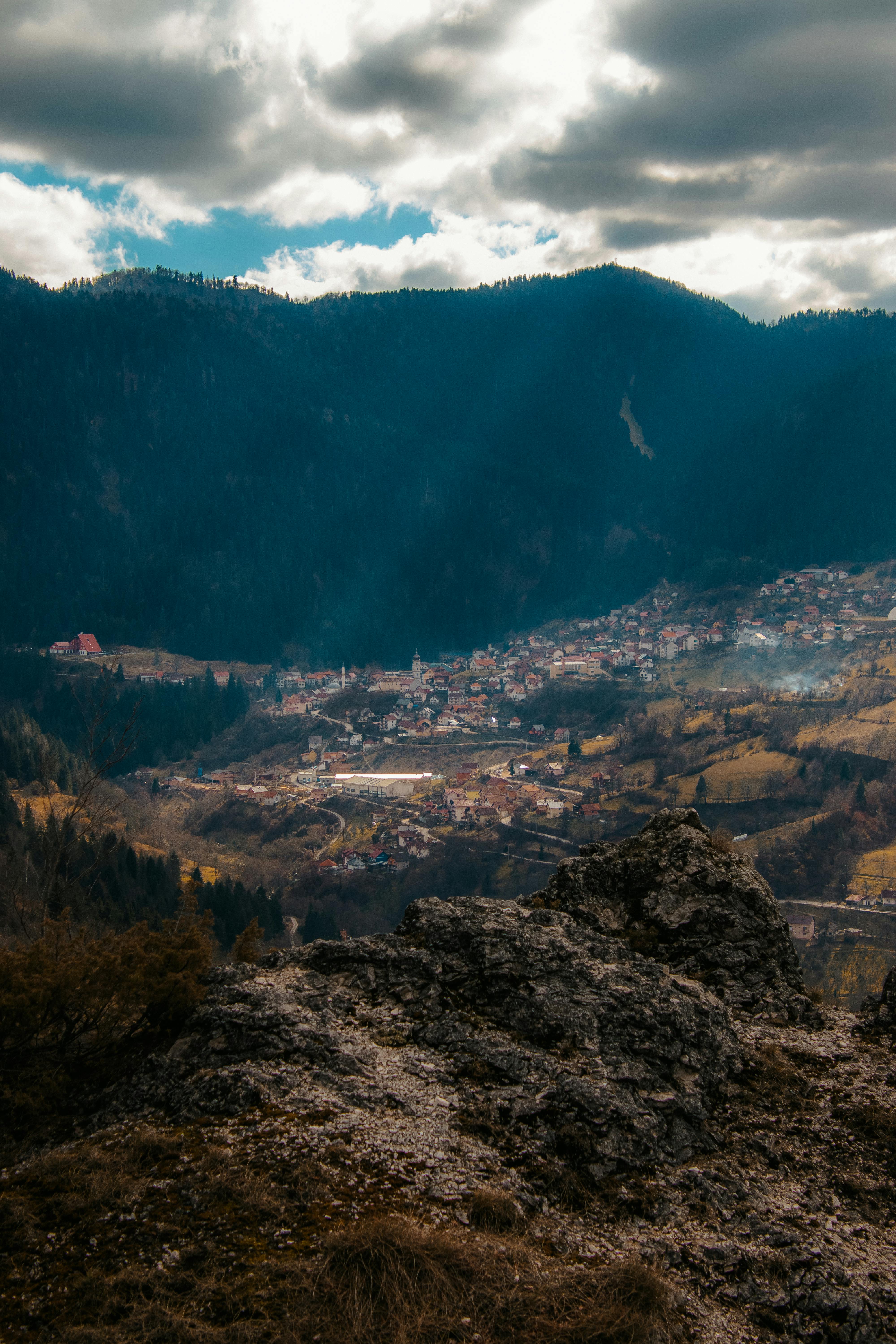 Vista Panorámica De čajniče En Las Montañas De Bosnia · Foto de stock ...