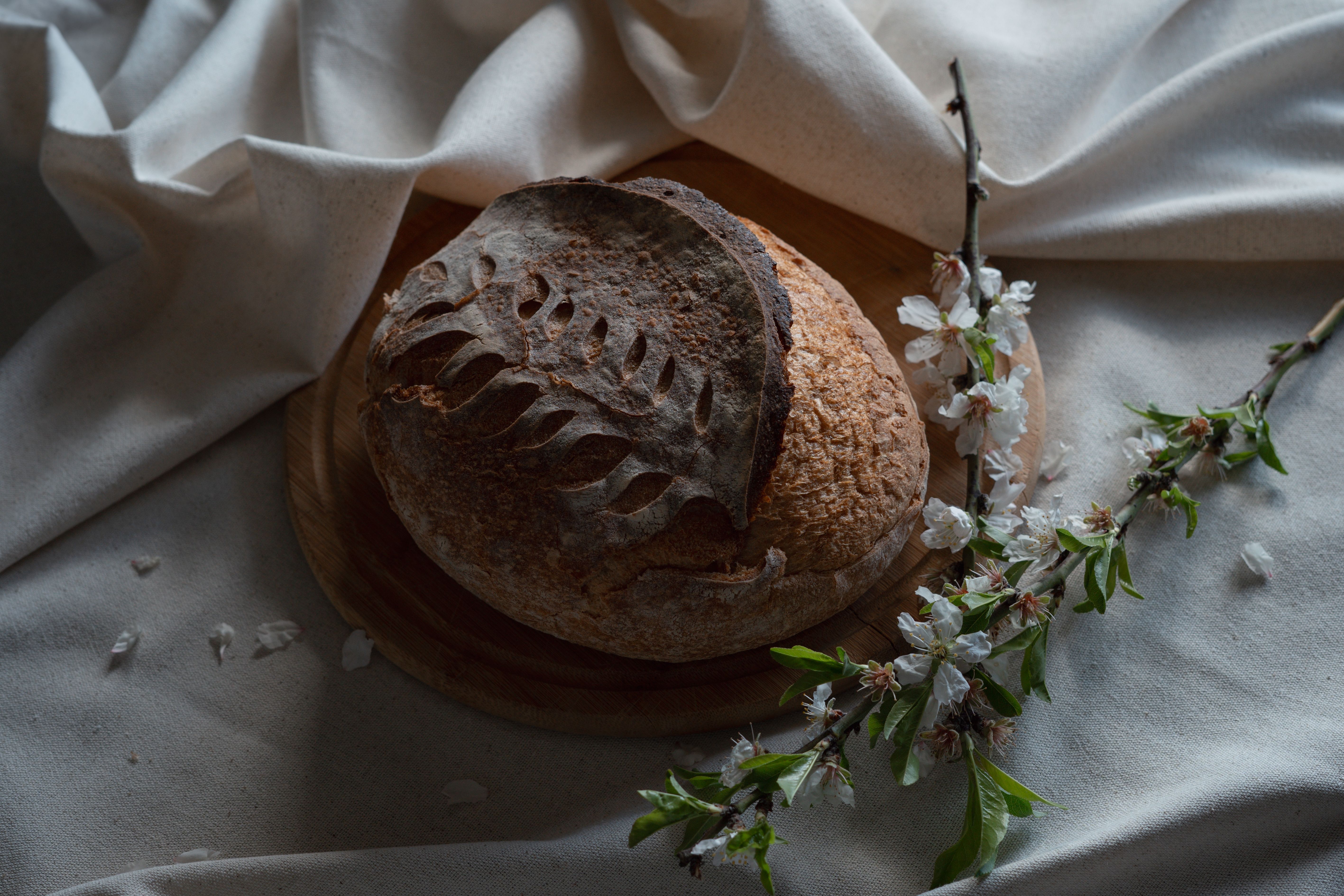 Pain Rustique Sur Une Assiette En Bois Avec Des Fleurs · Photo gratuite