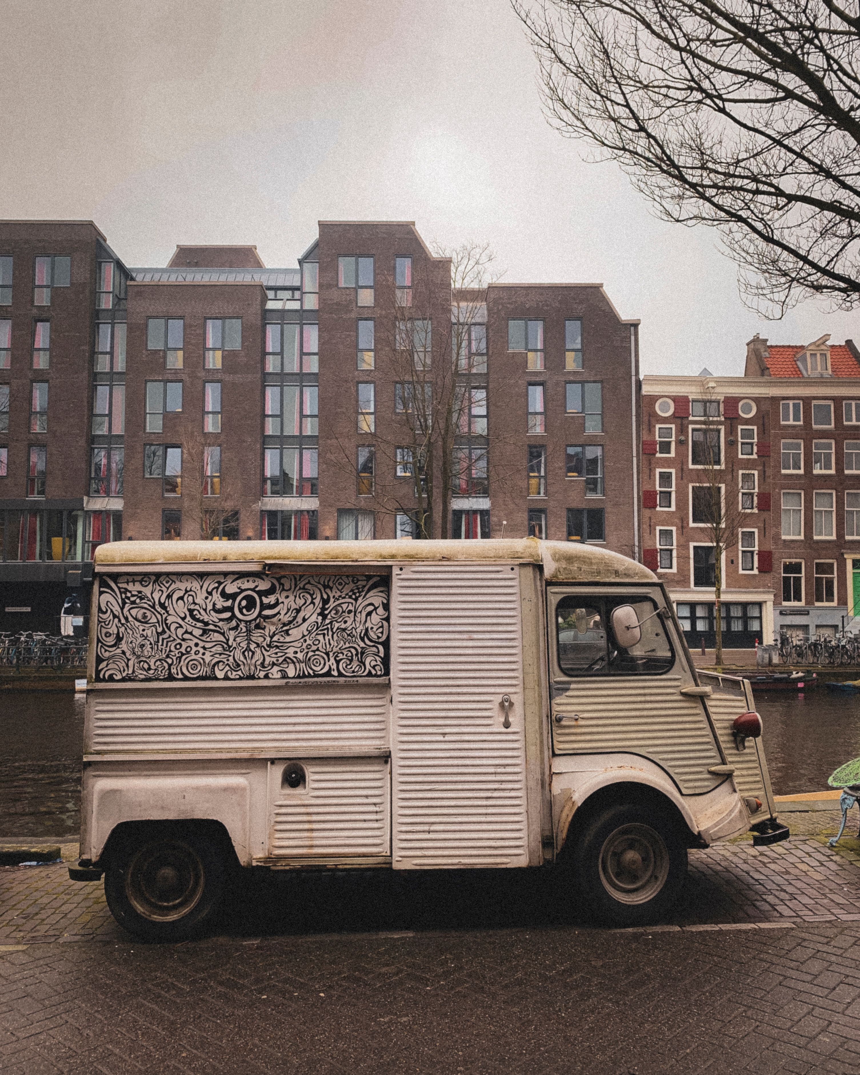 Vintage Citroën Van in Amsterdam's Historic Streets · Free Stock Photo