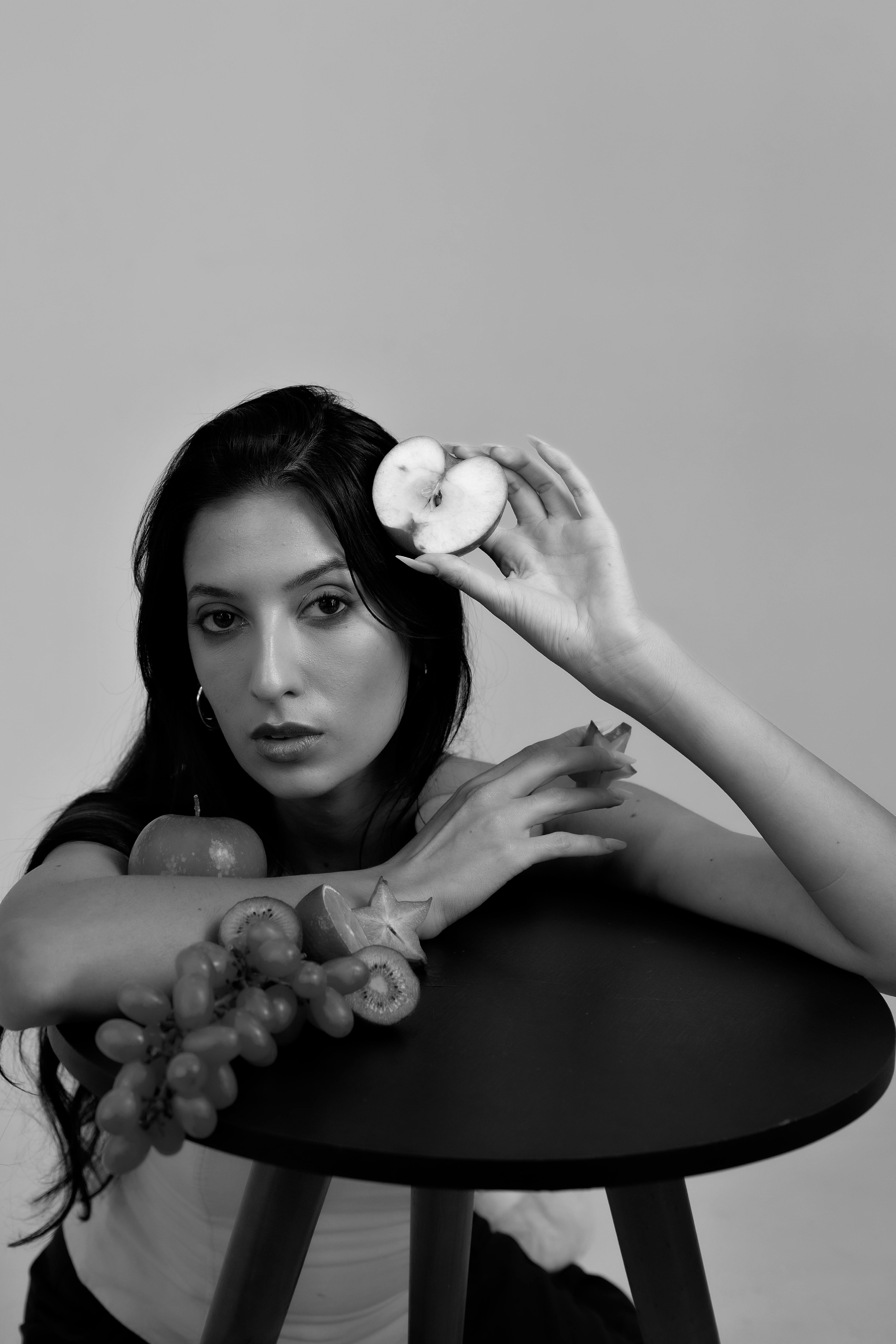 Potret Hitam Putih Dengan Buah Buahan Eksotis · Foto Stok Gratis