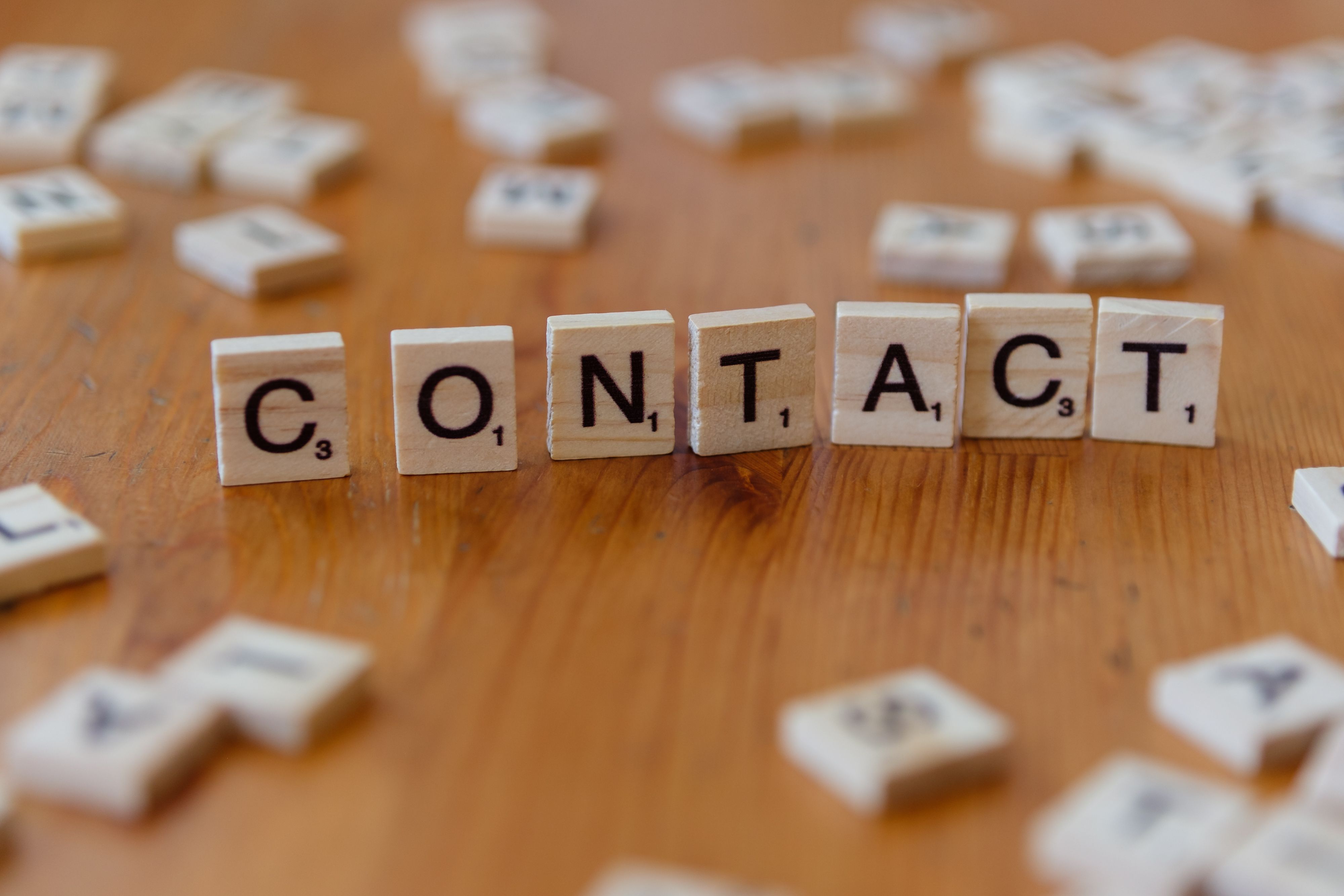 Tuiles De Scrabble Orthographe Contact Sur Table En Bois · Photo gratuite