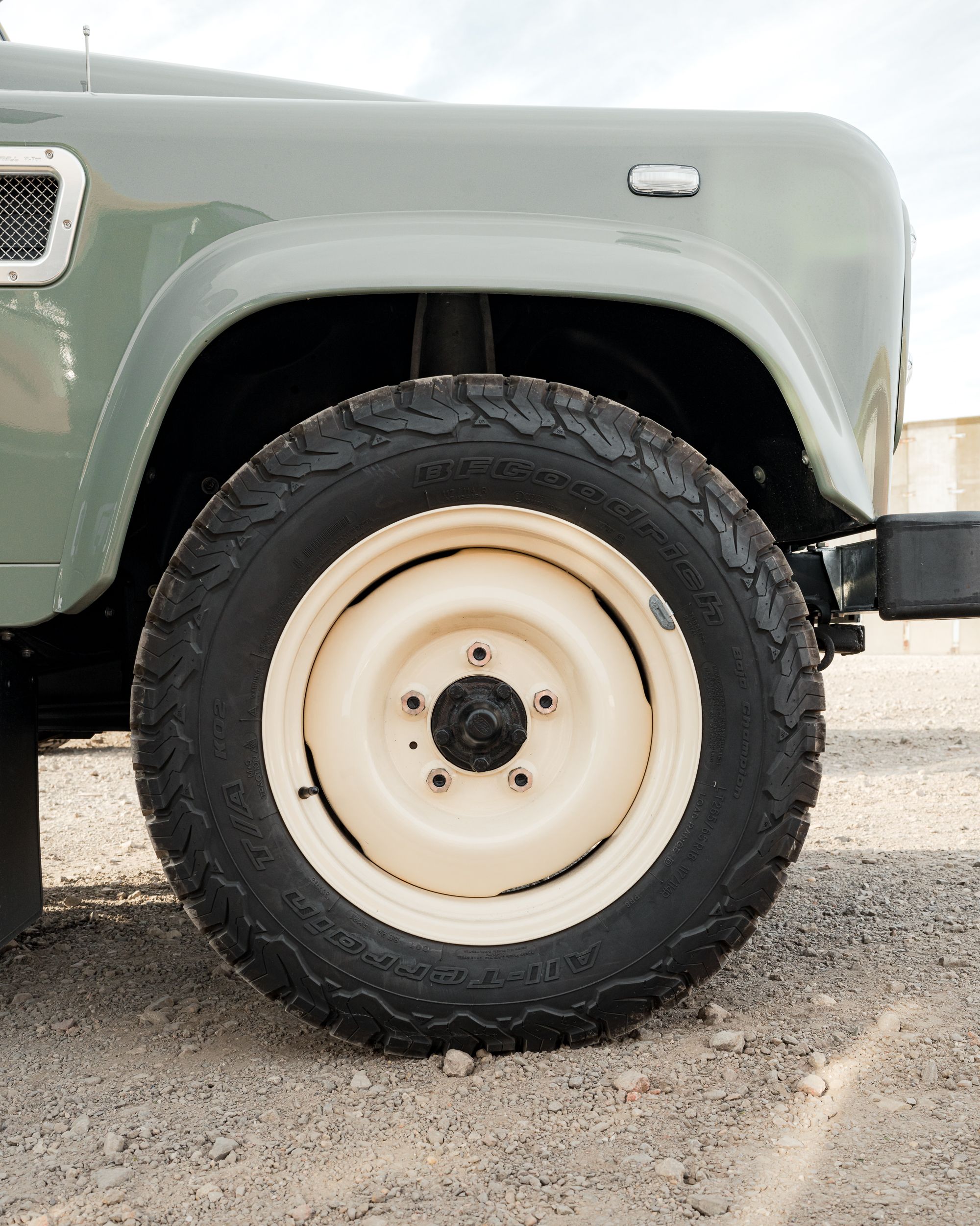 Close-up of Vintage Off-Road Vehicle Wheel · Free Stock Photo