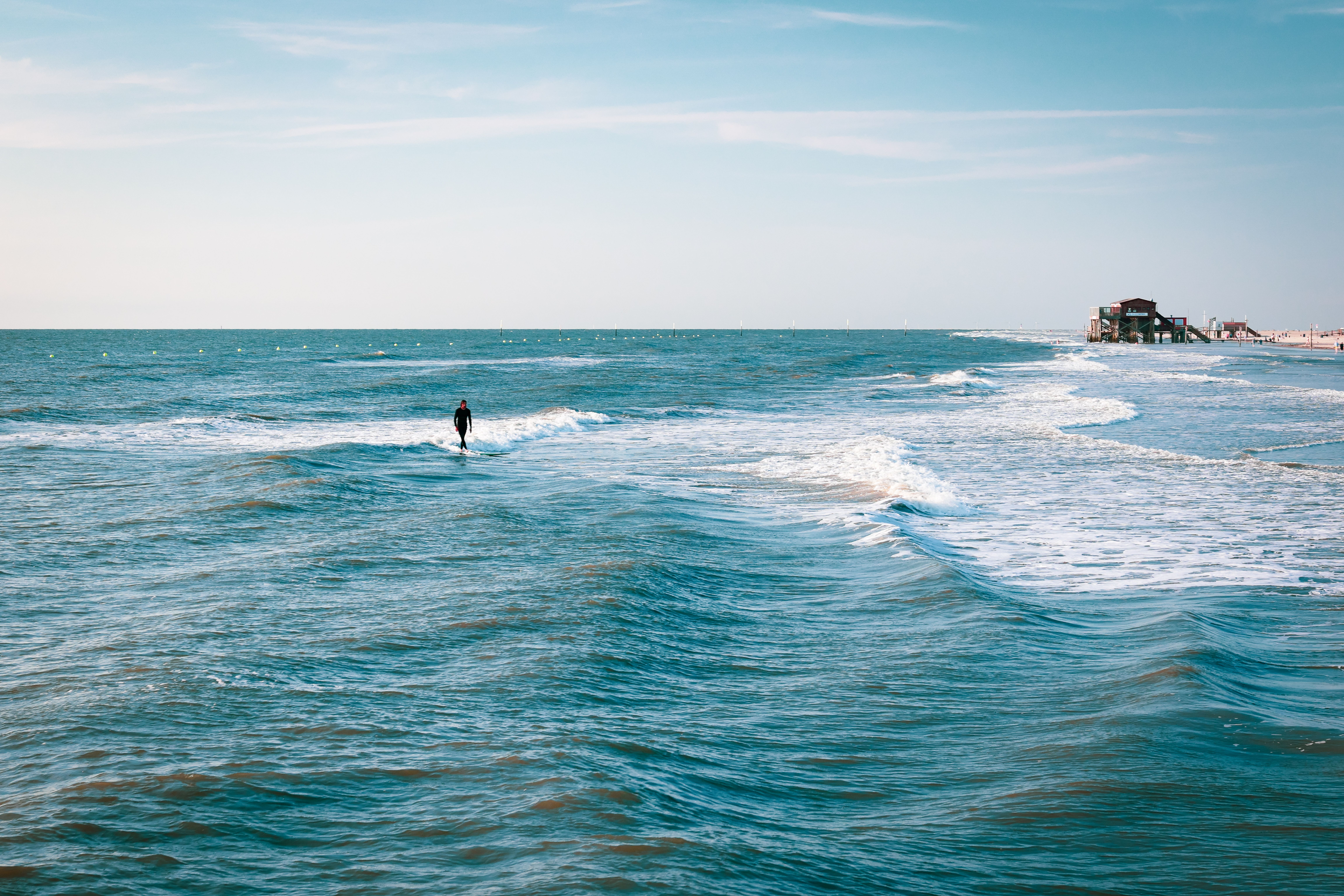 Surfista Surfeando En La Playa De Sankt Peter Ording · Foto de stock ...