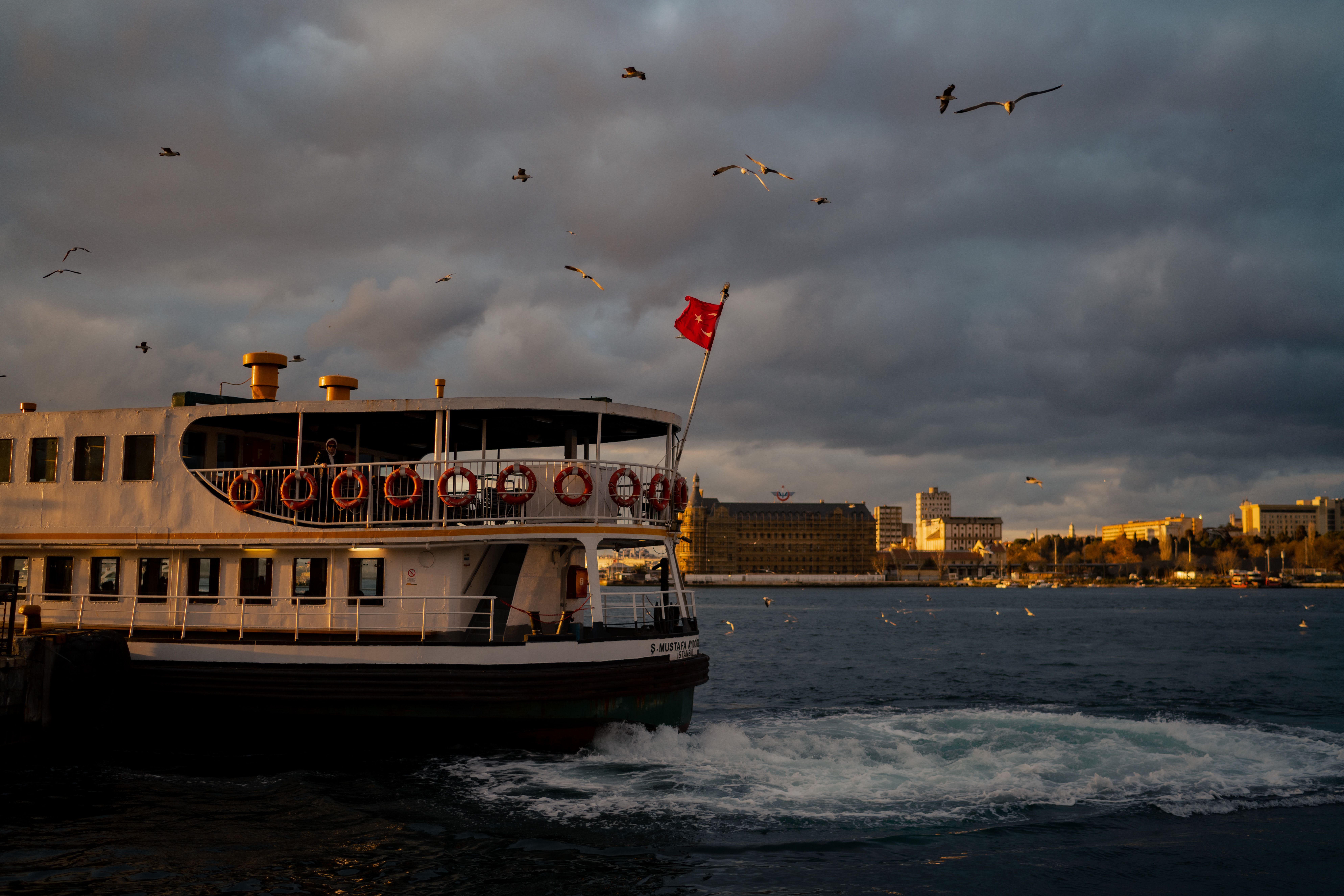 Ferry Panorámico Al Atardecer En El Bósforo · Foto de stock gratuita