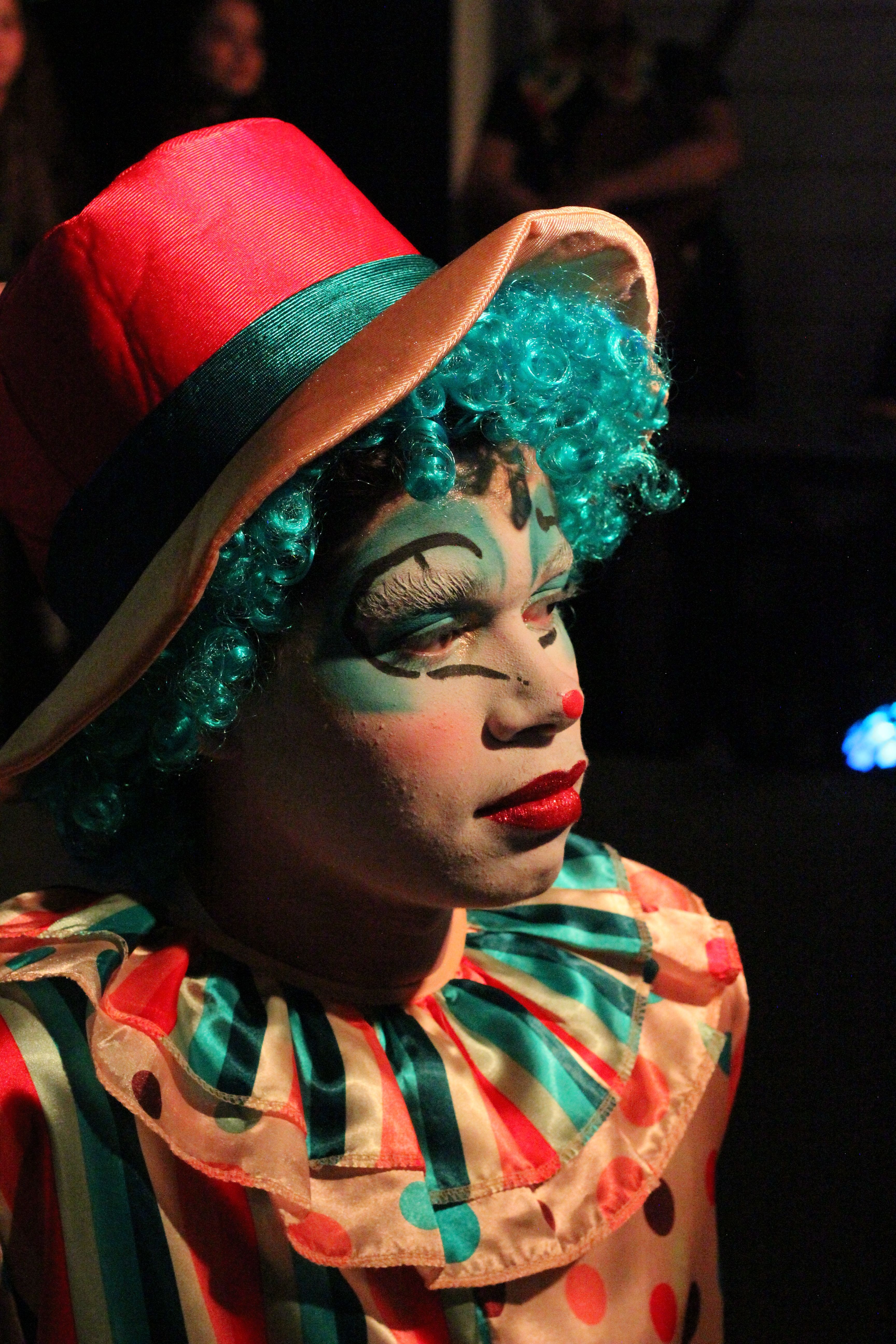 Retrato Colorido De Un Payaso Con Una Iluminación Espectacular · Foto ...