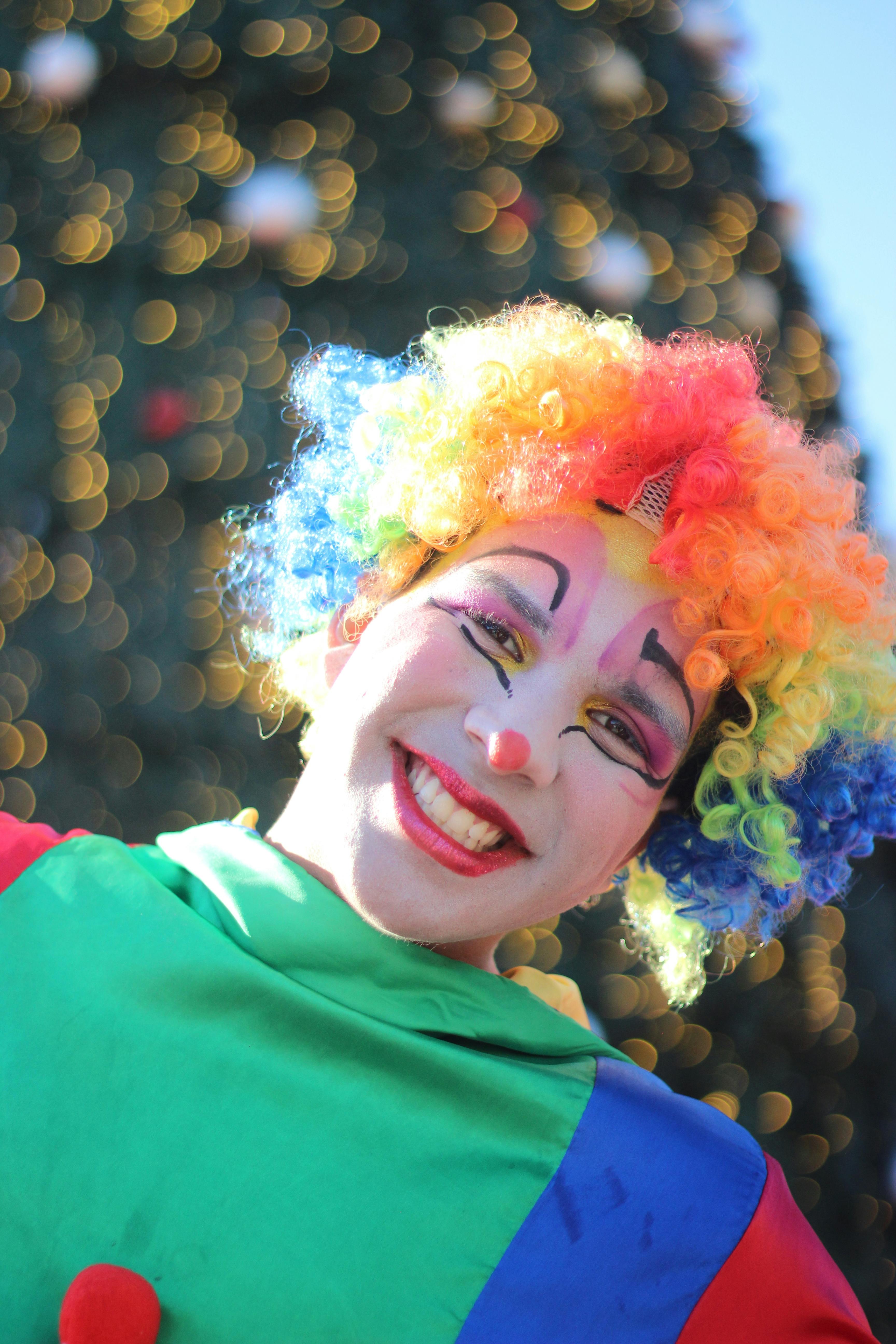 Payaso Colorido Sonriendo En Un Carnaval Al Aire Libre · Foto de stock ...