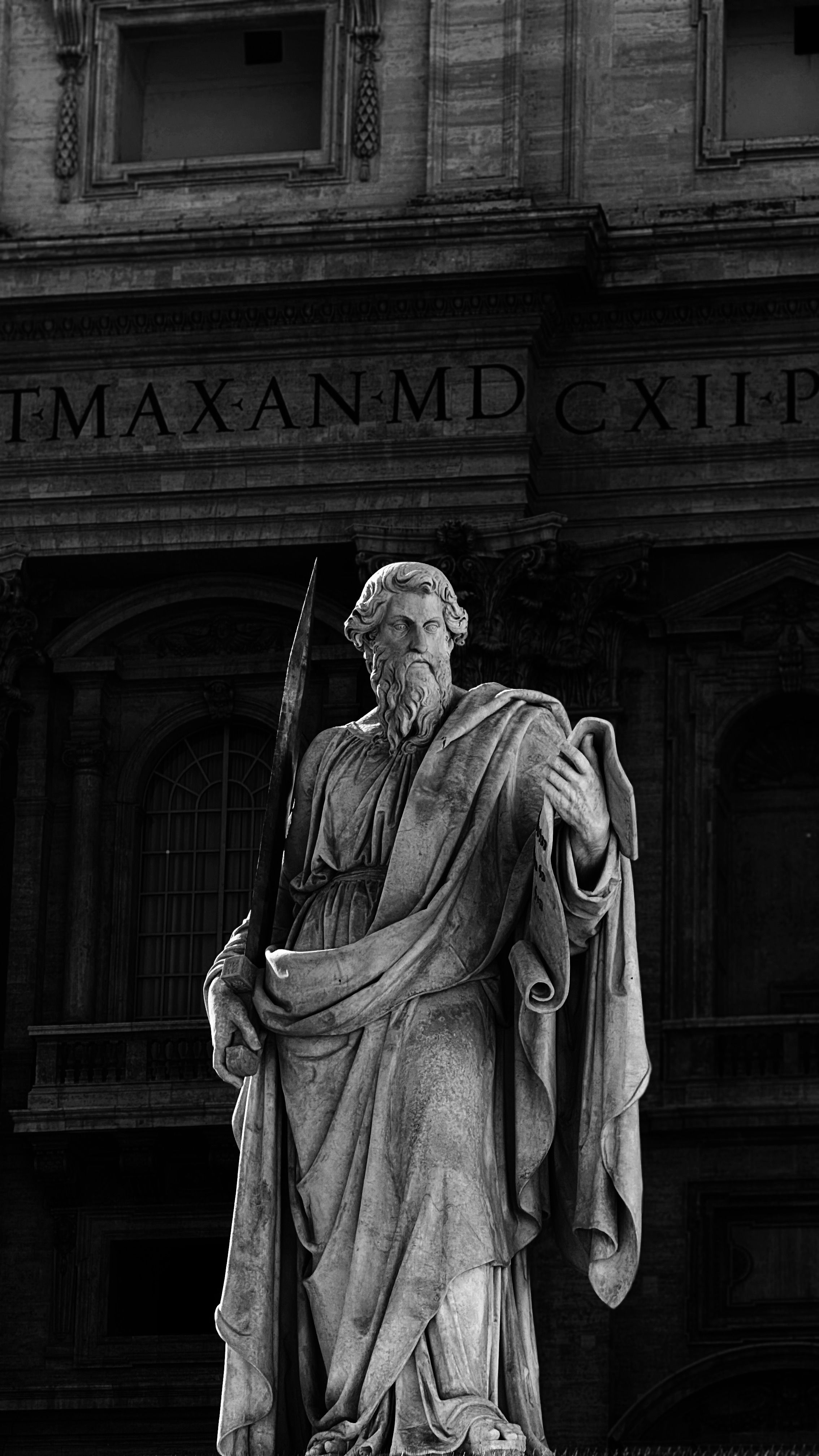 Dramatic Black and White Roman Statue on Display · Free Stock Photo