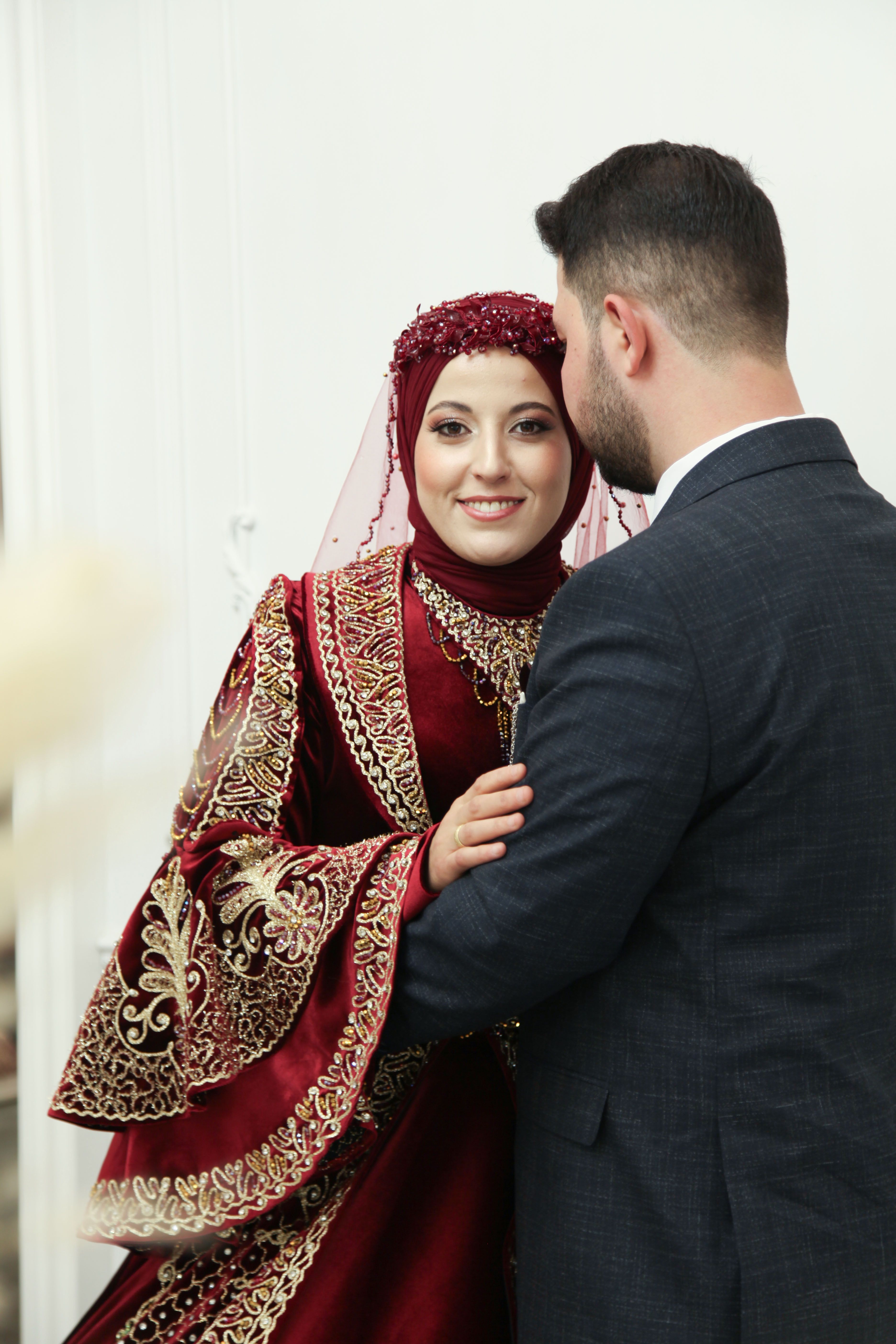 Les Mariés En Tenue De Mariage Traditionnelle · Photo gratuite