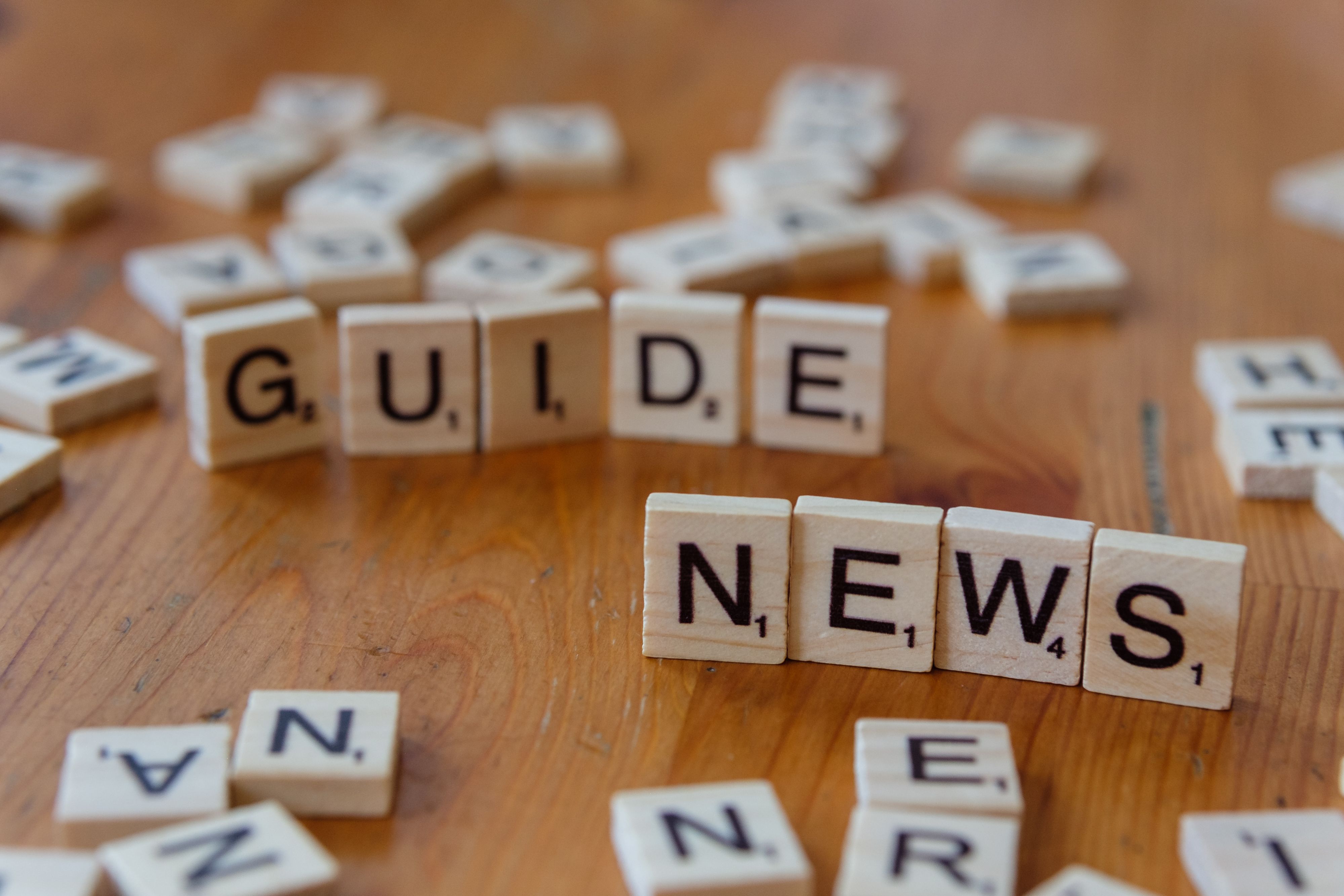 Fichas De Scrabble Que Forman Las Palabras 'Guía' Y 'Noticias' · Foto ...