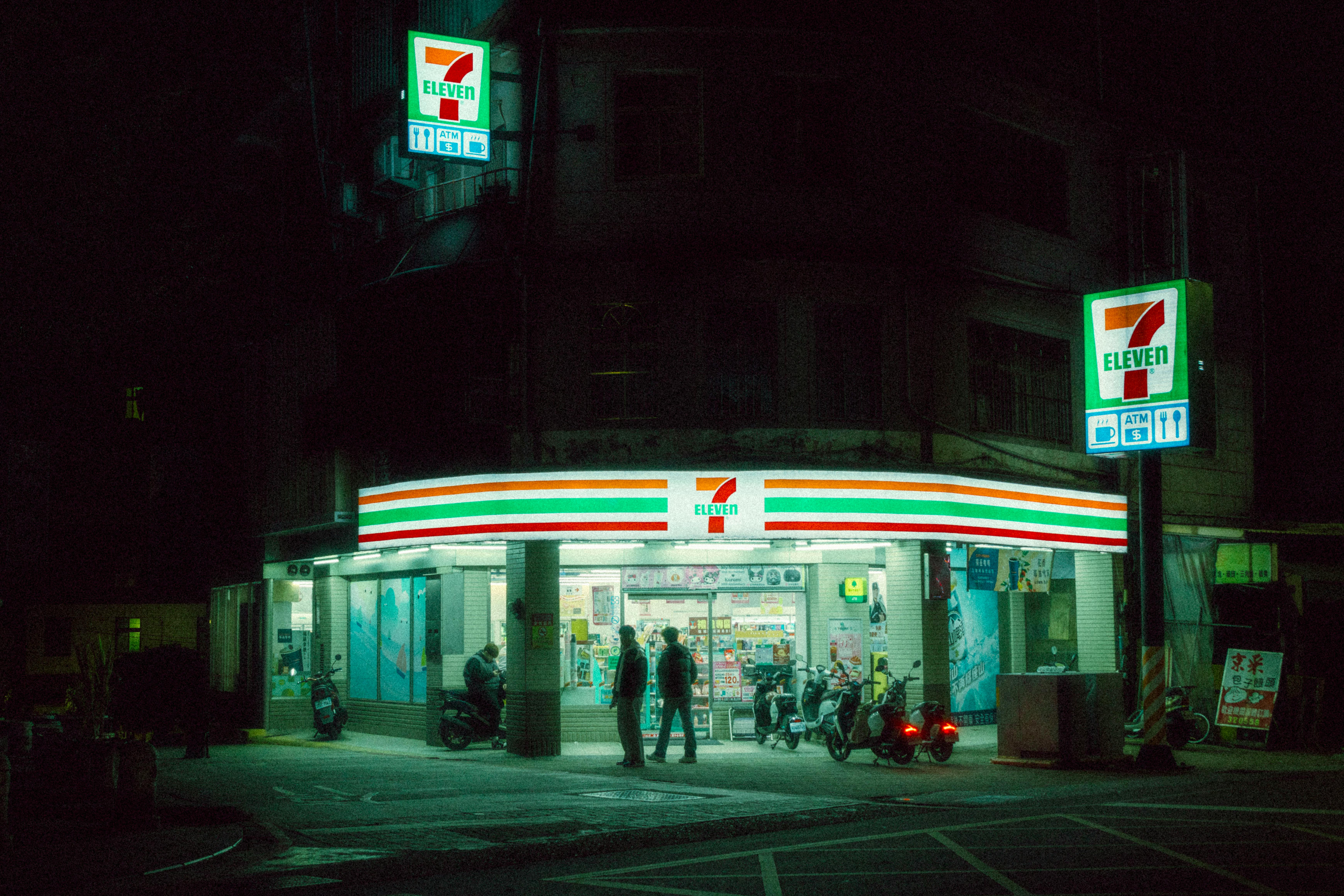Nighttime 7-Eleven Storefront with Neon Glow · Free Stock Photo