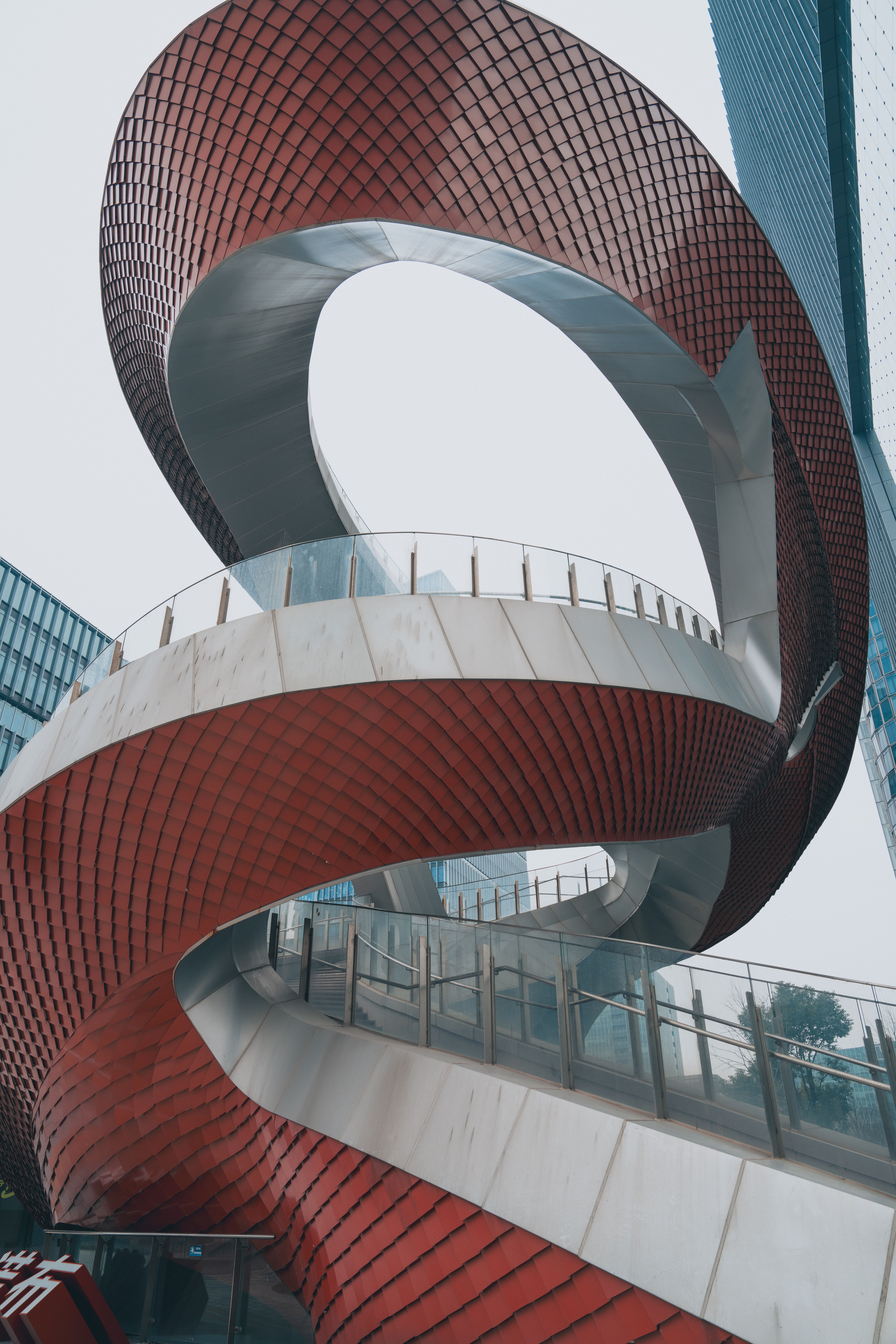 Modern architectural spiral walkway in urban setting · Free Stock Photo