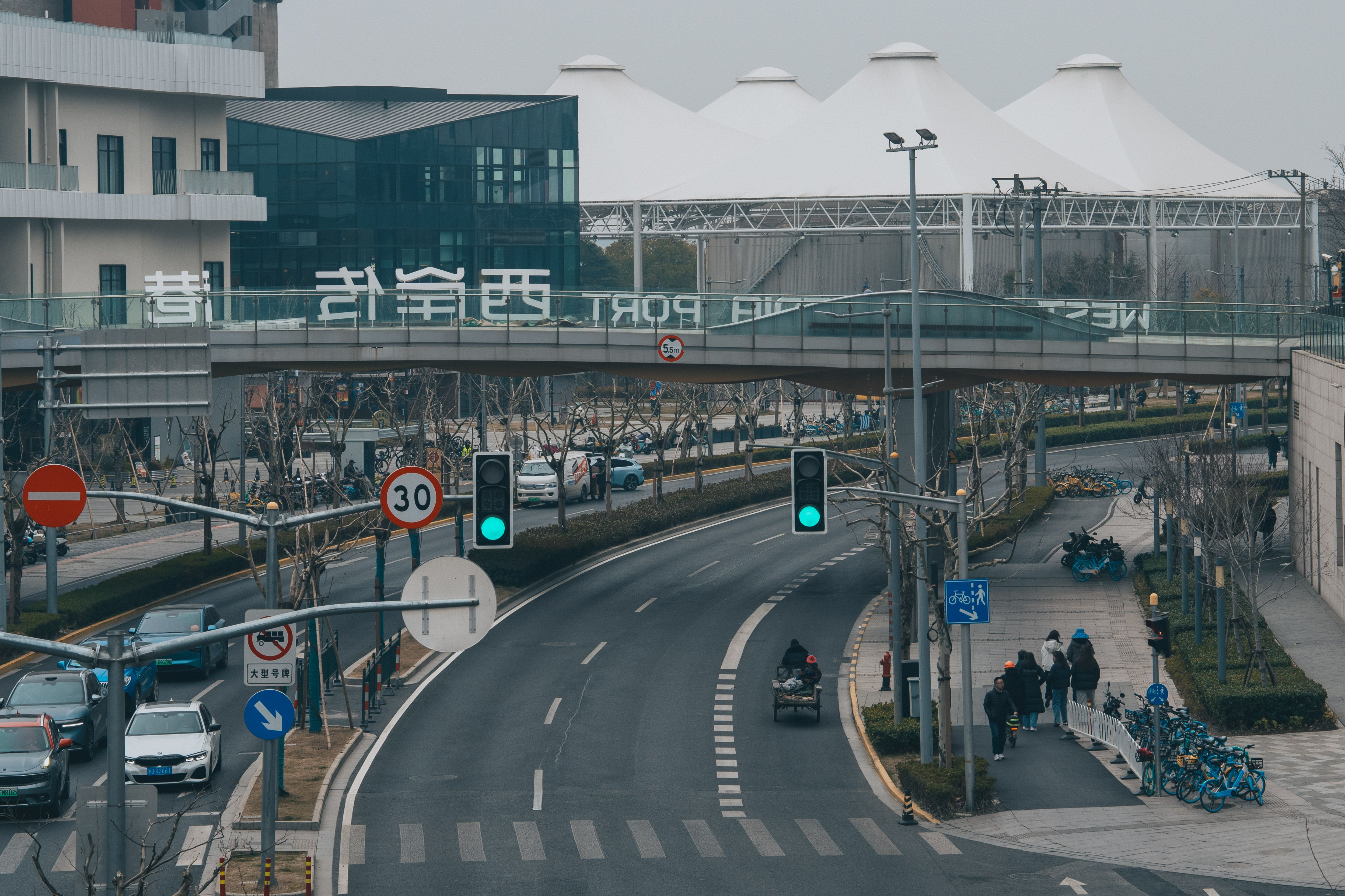 Urban Street View with Modern Architecture · Free Stock Photo