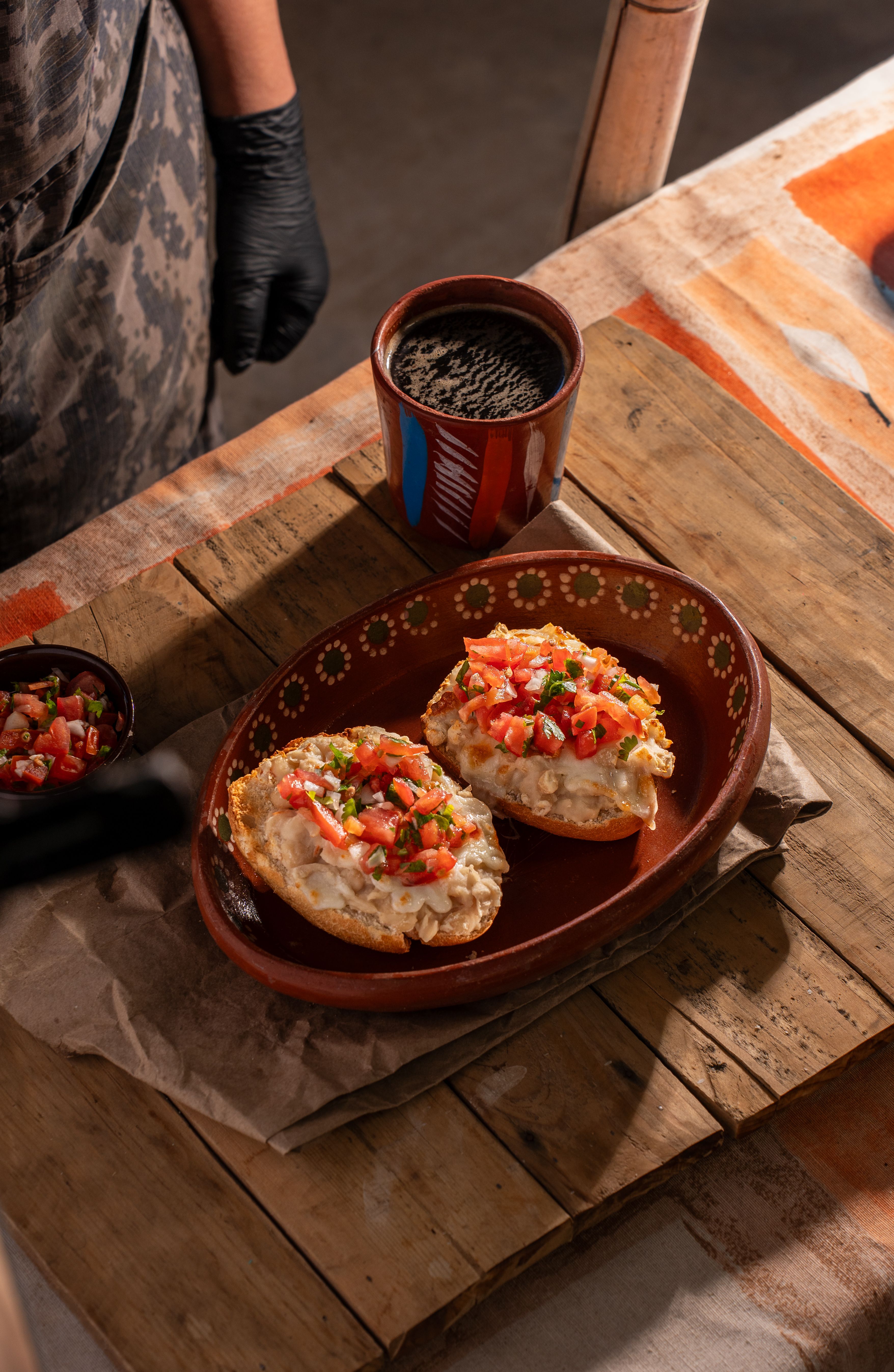Desayuno Rústico Mexicano Con Molletes Y Café · Foto de stock gratuita