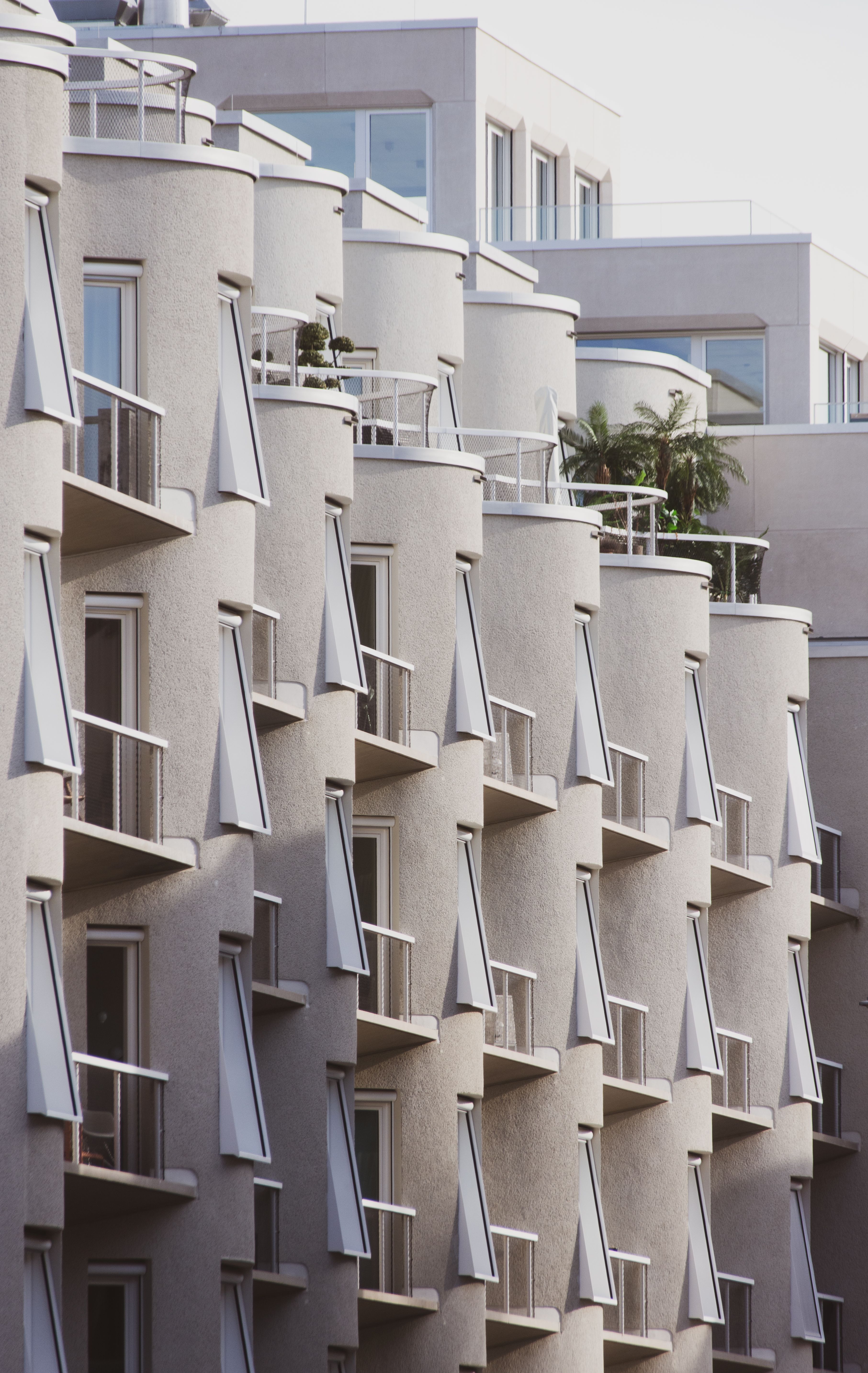 Arquitectura Urbana Moderna Con Balcones Redondeados · Foto de stock ...