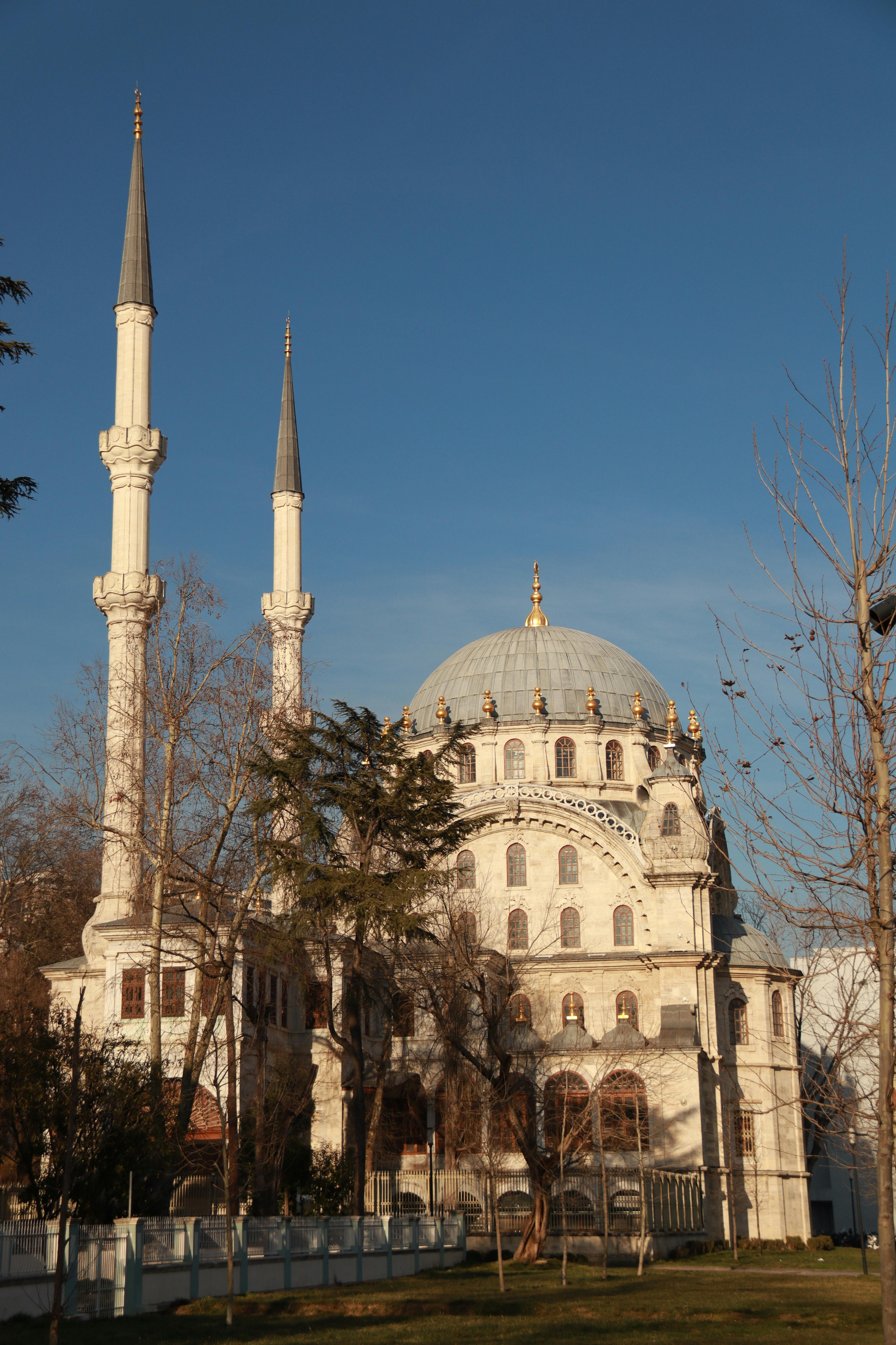 Beautiful Daytime View of Ottoman Mosque Architecture · Free Stock Photo