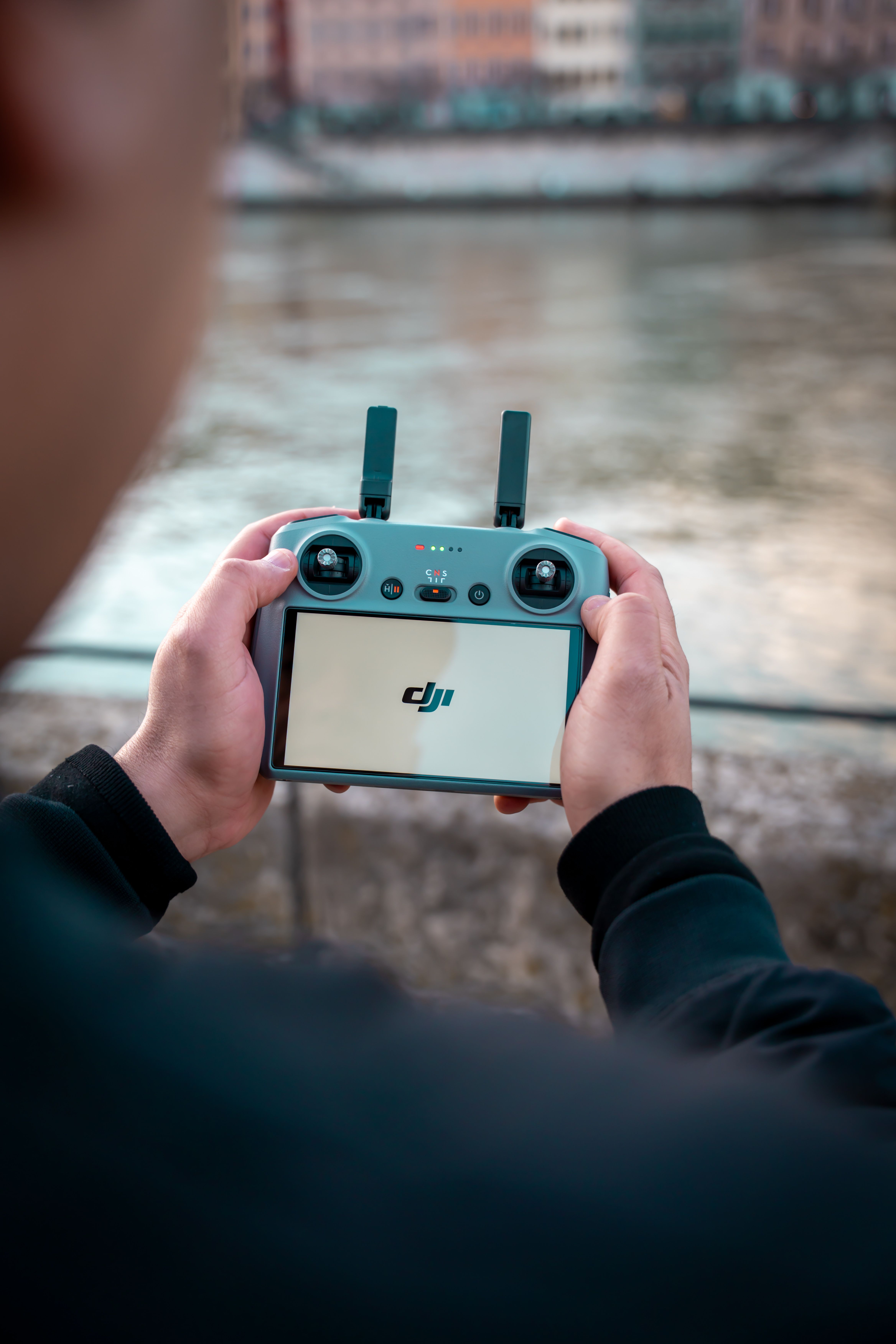 Persona Operando Un Dron Dji Cerca De Un Río Al Aire Libre · Foto de ...