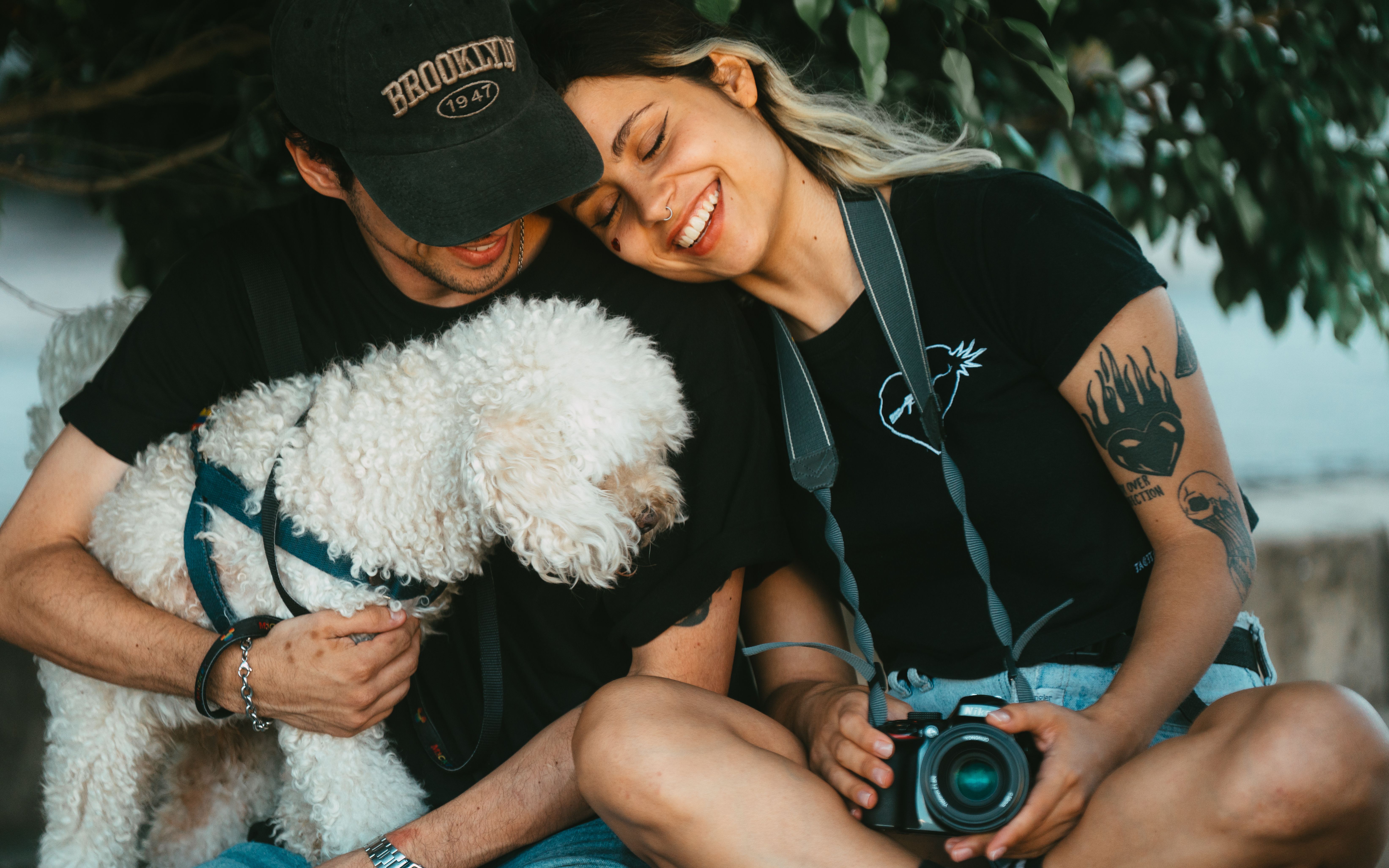 Feliz Pareja Con Perro En Parque De Buenos Aires · Foto de stock gratuita