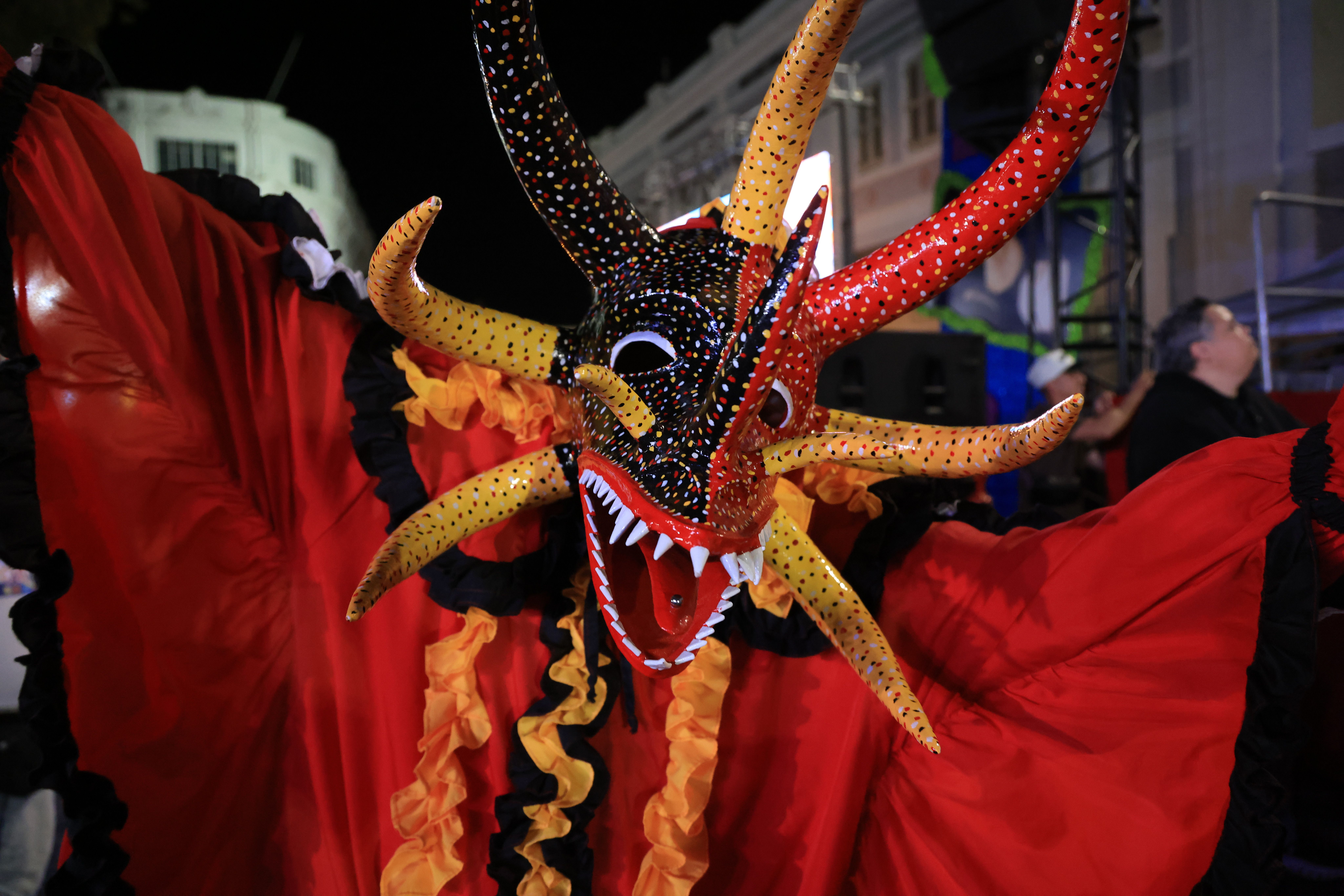 Máscara De Carnaval Vibrante Con Cuernos Coloridos En La Noche · Foto ...