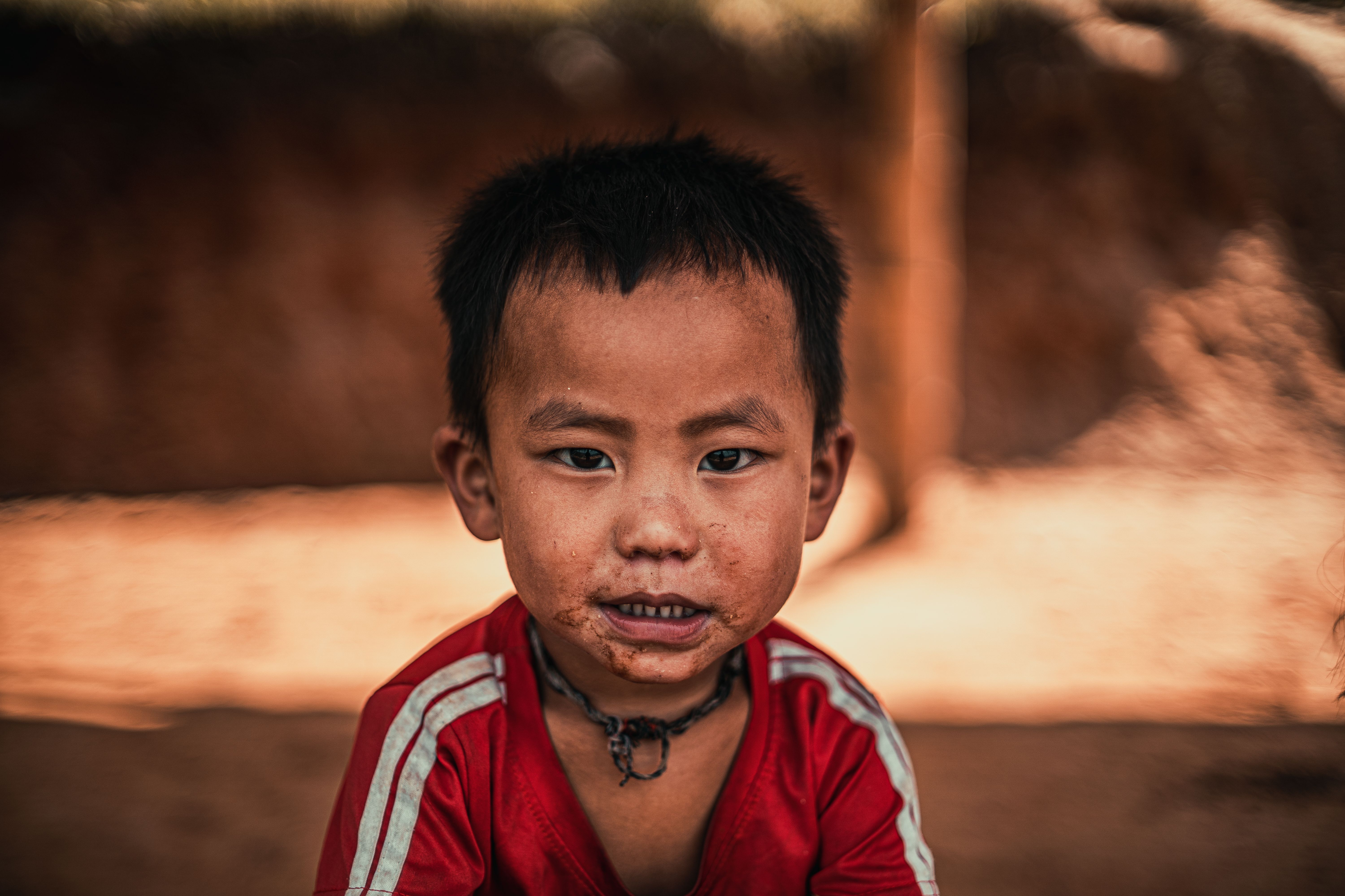 Portrait D'un Jeune Enfant En Extérieur Sous Une Lumière Chaude · Photo ...